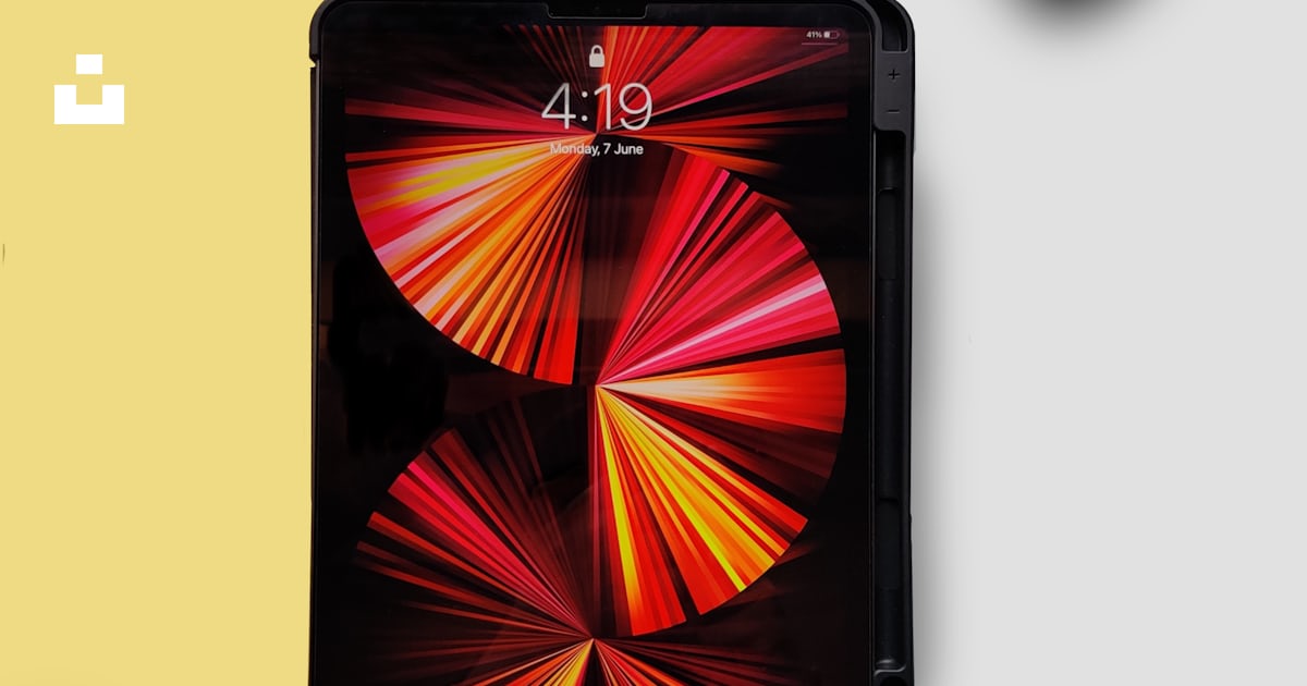 白いテーブルの上に黒いandroidスマートフォンの写真 Unsplashの無料アップルのipad Pro写真