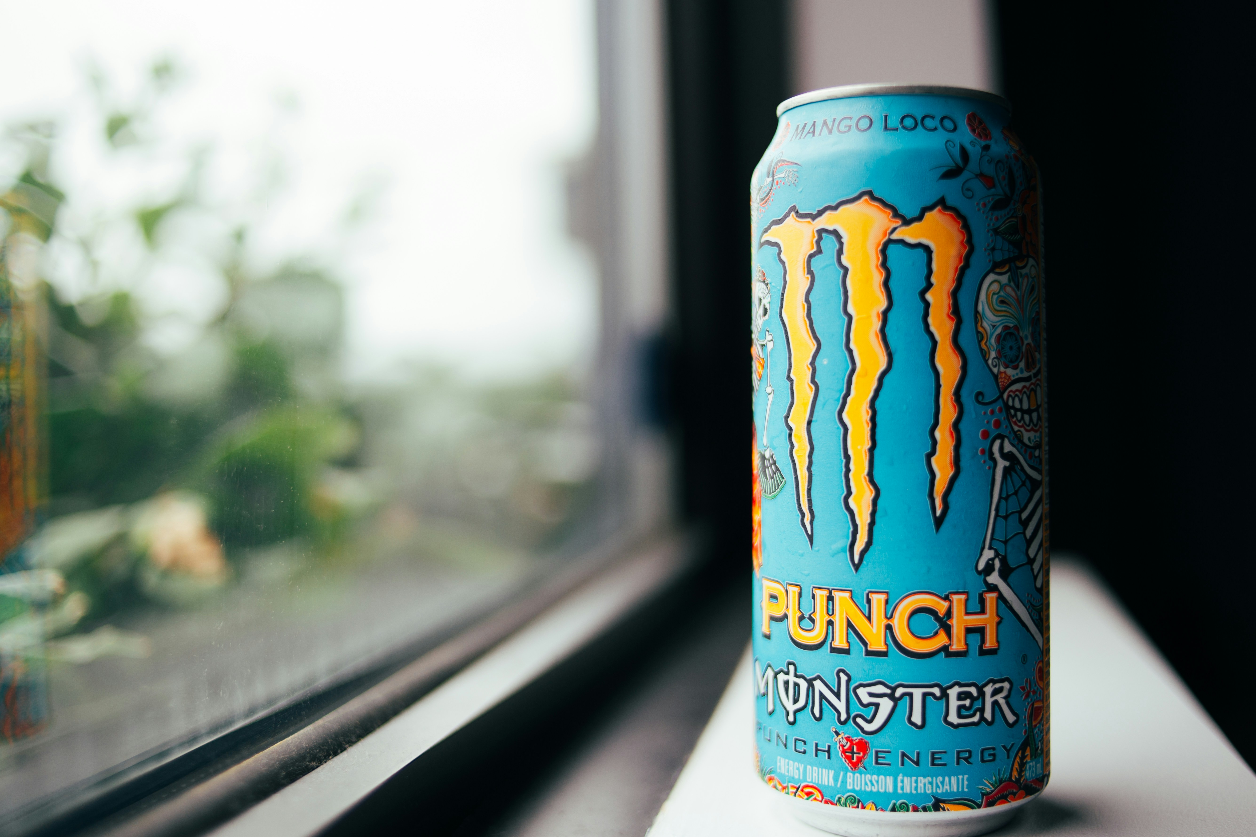 Blue and yellow monster energy can photo – Free Tin Image on Unsplash