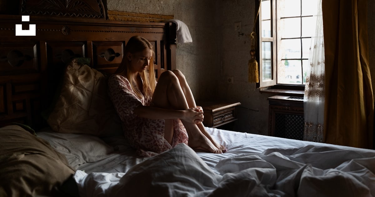 침대에 누워 있는 하얀 꽃 드레스를 입은 여자 사진 Unsplash의 무료 초상 이미지