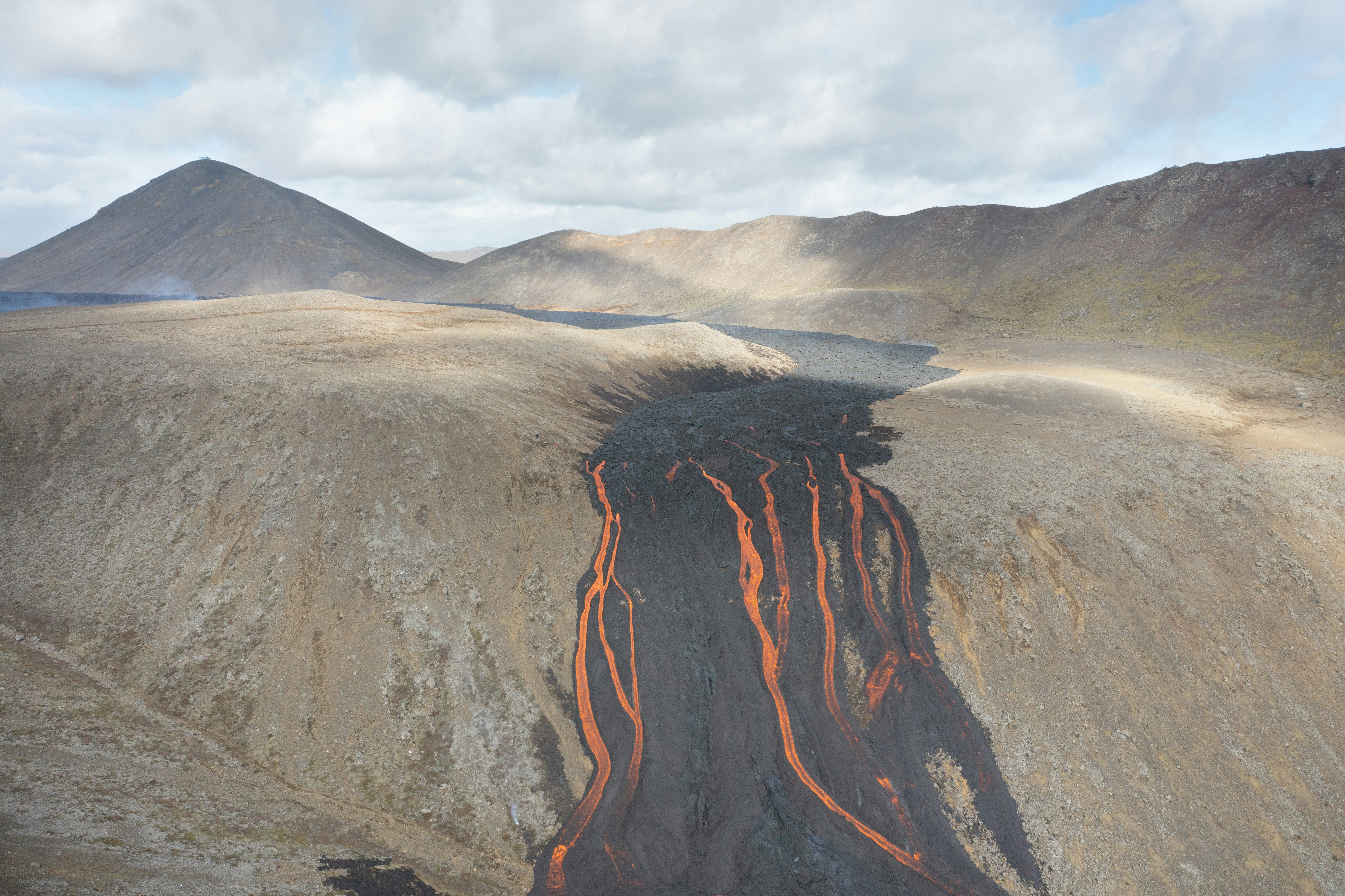Montaña marrón y gris bajo el cielo blanco durante el día foto – Imagen ...