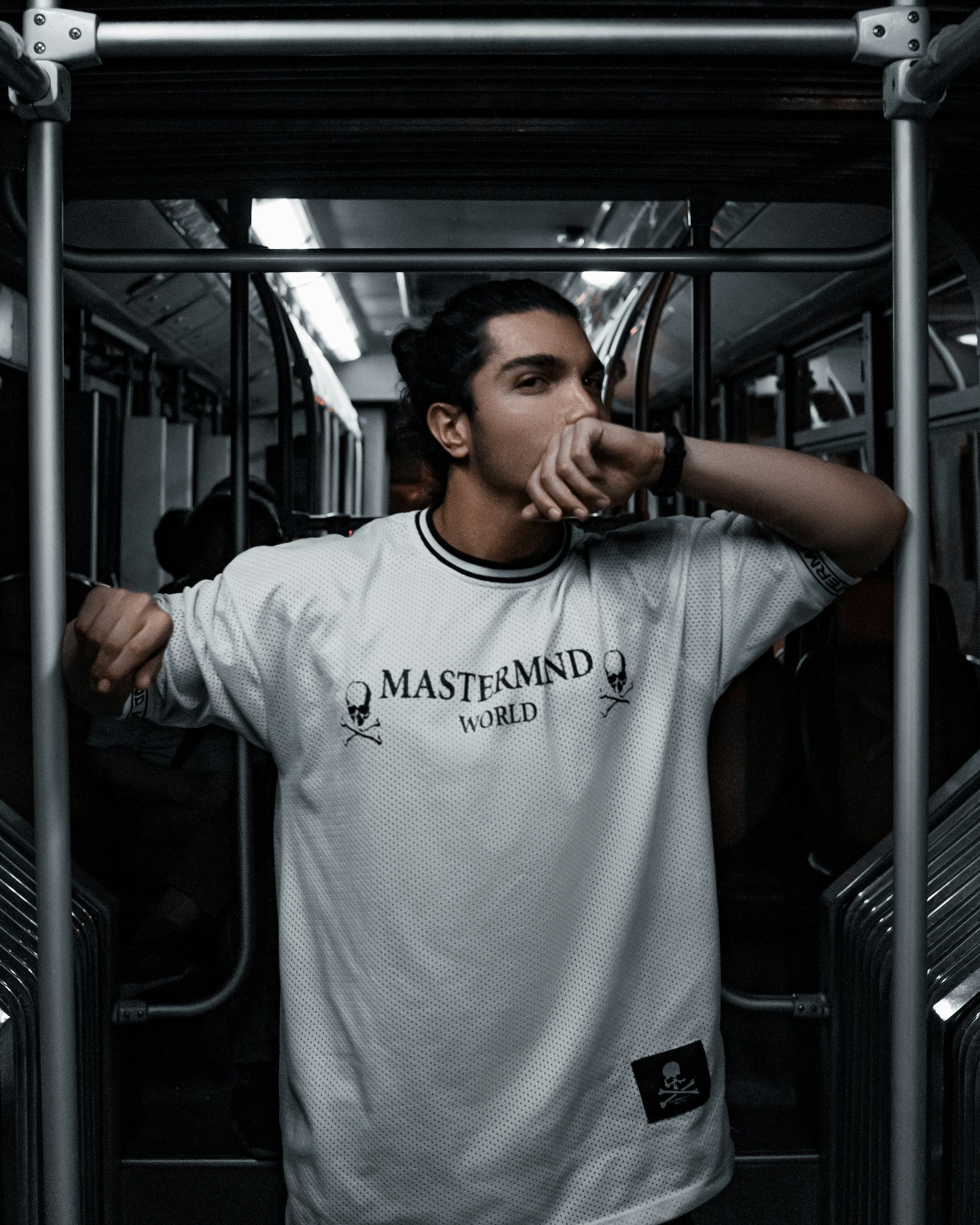 Hombre con camiseta blanca de cuello redondo de pie dentro del tren ...