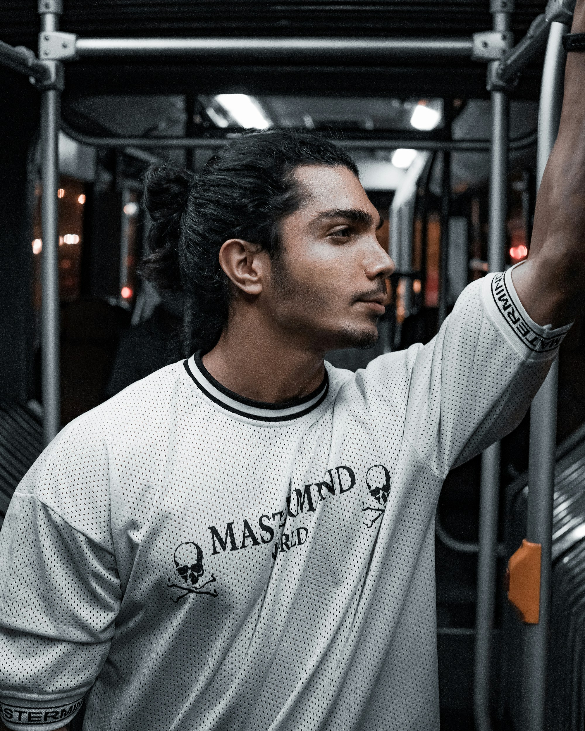 Foto Hombre con camiseta blanca de cuello redondo – Imagen Gris gratis ...