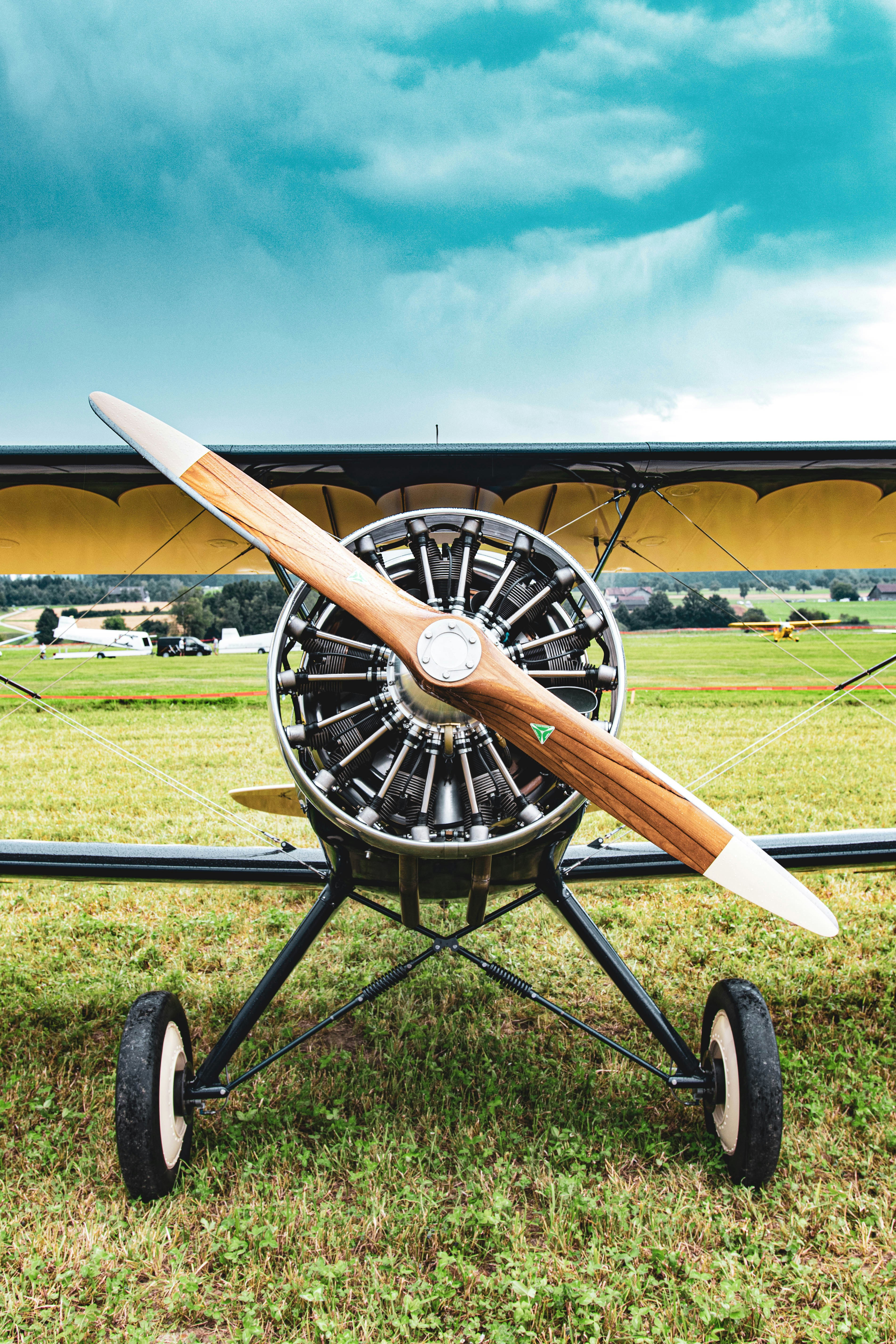 Brown and black ship wheel photo – Free Flugplatz lommis Image on Unsplash