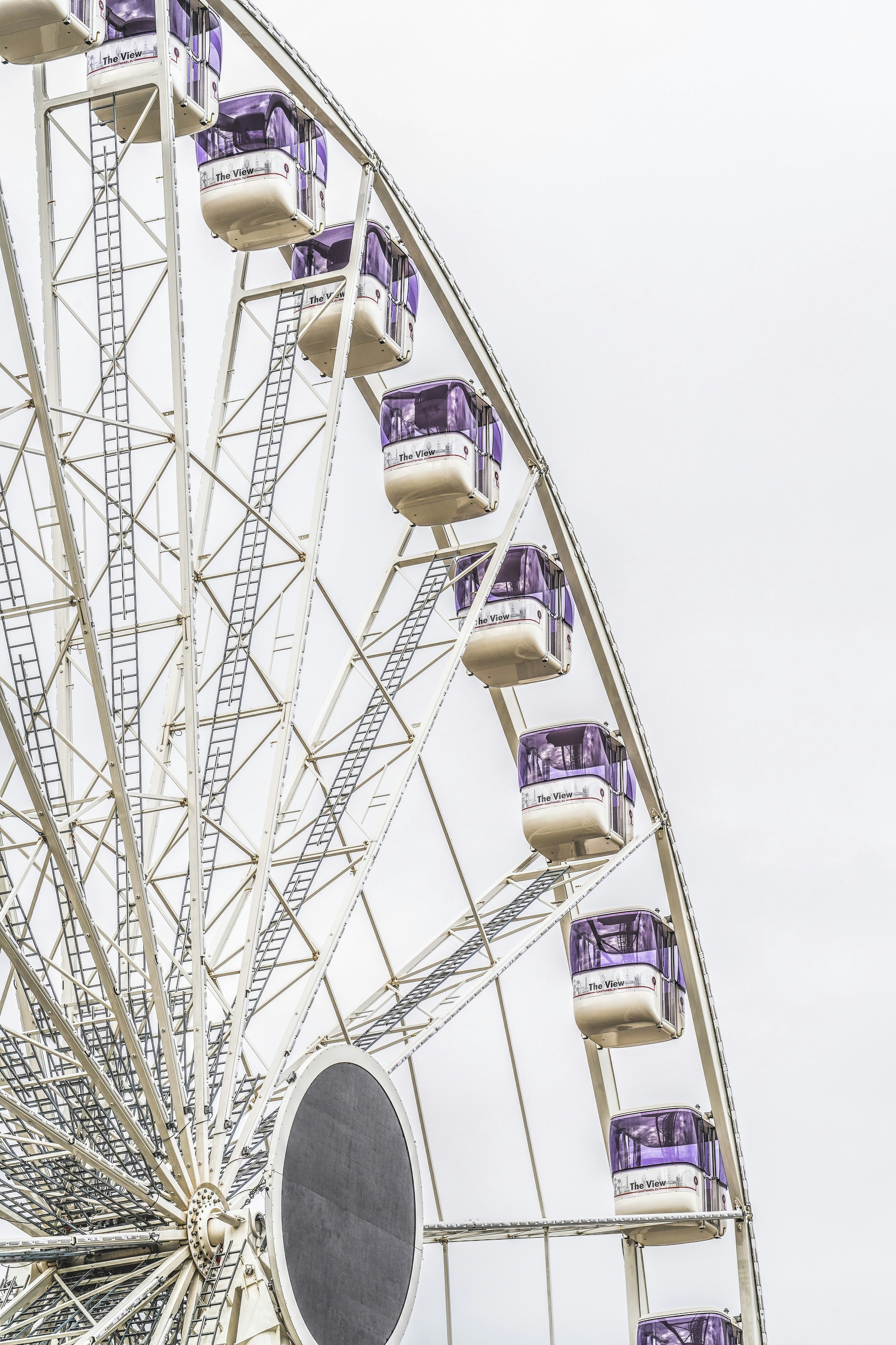 Grande roue blanche sous un ciel blanc pendant la journée photo – Photo ...