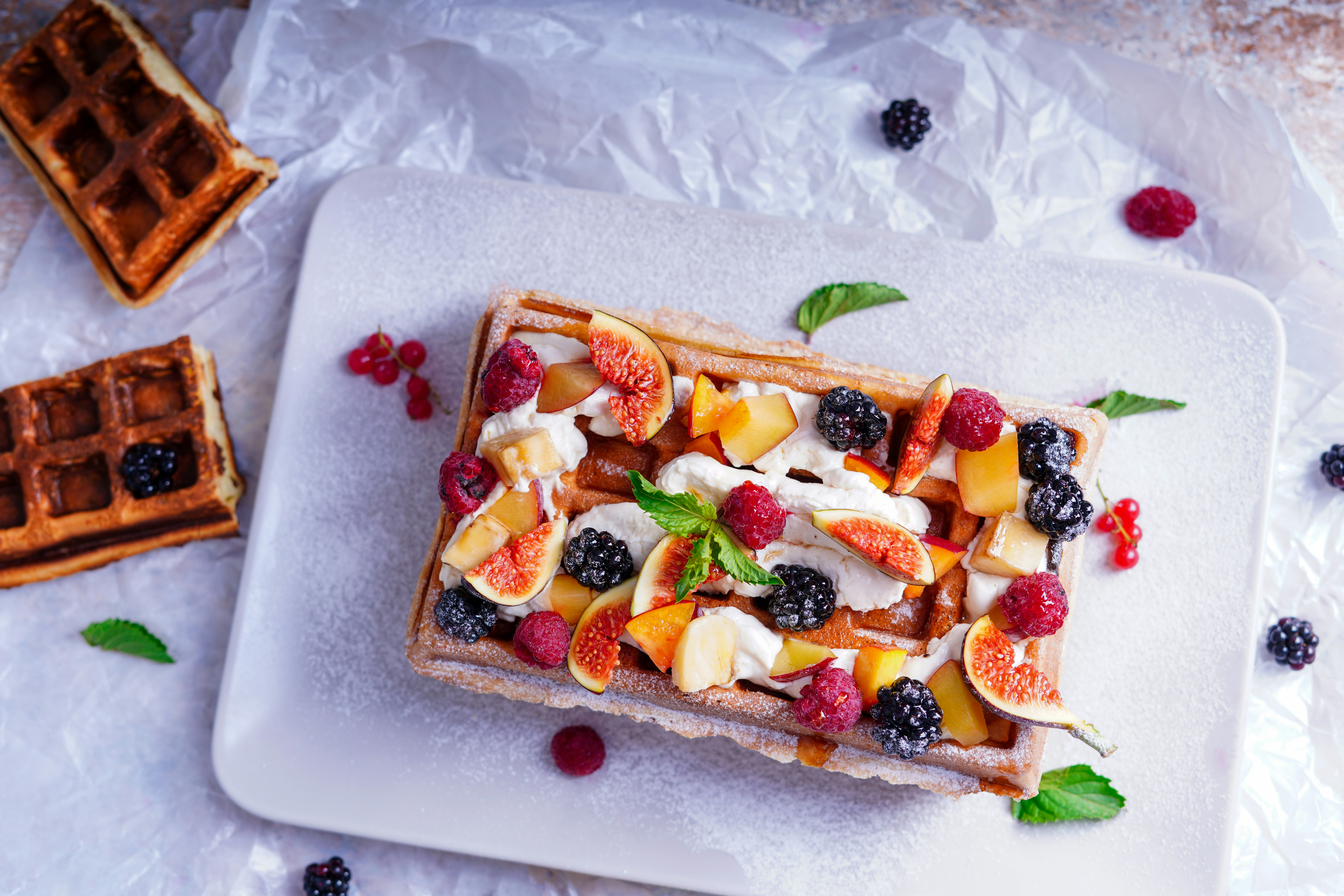 Aliments blancs et bruns sur plateau en céramique blanche photo – Photo ...