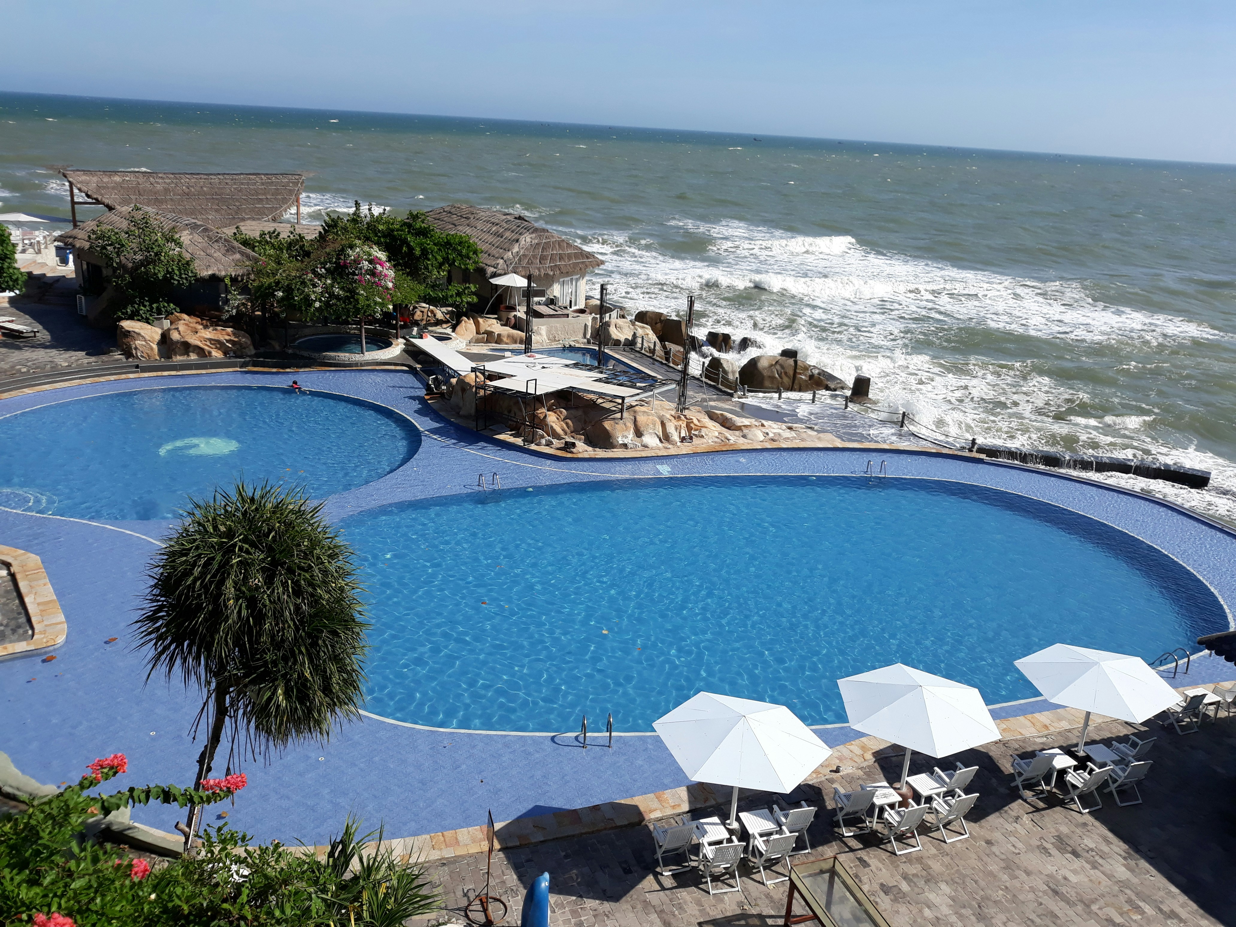 Azure Oasis: Curved Pool Edge by the Sea