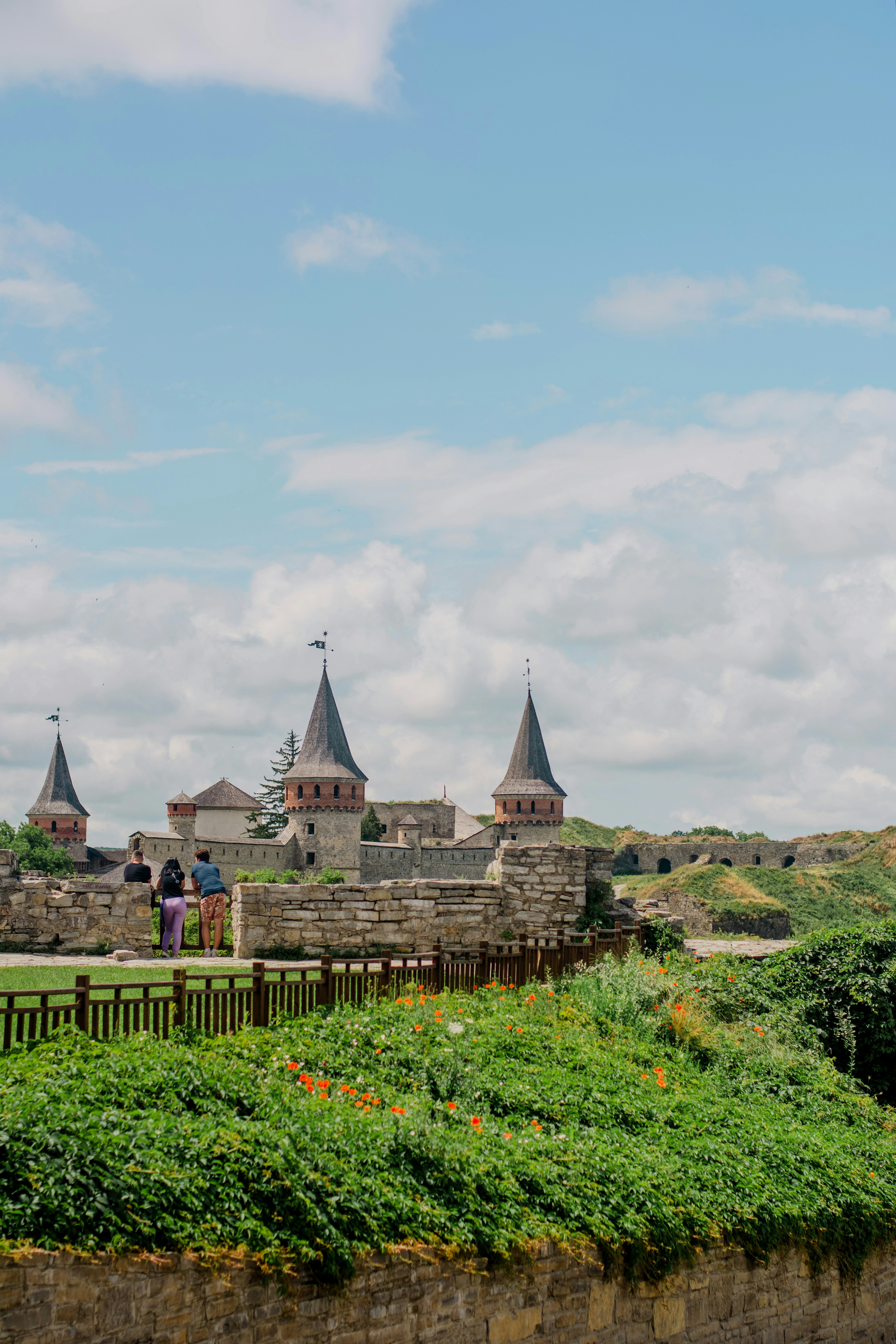 Foto Castillo verde y marrón bajo nubes blancas durante el día – Imagen ...
