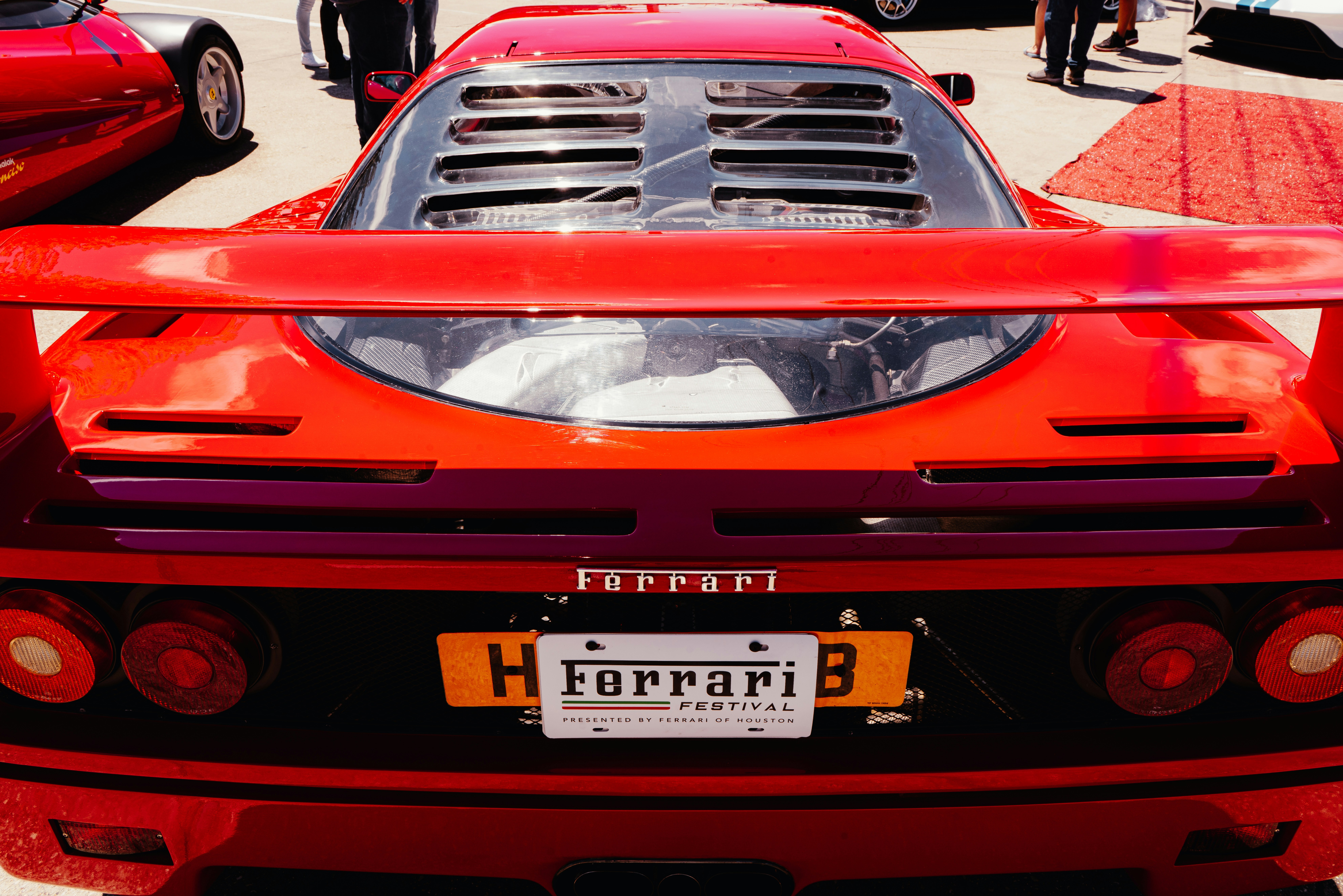 Coche Chevrolet rojo en la carretera durante el día foto – Imagen de ...
