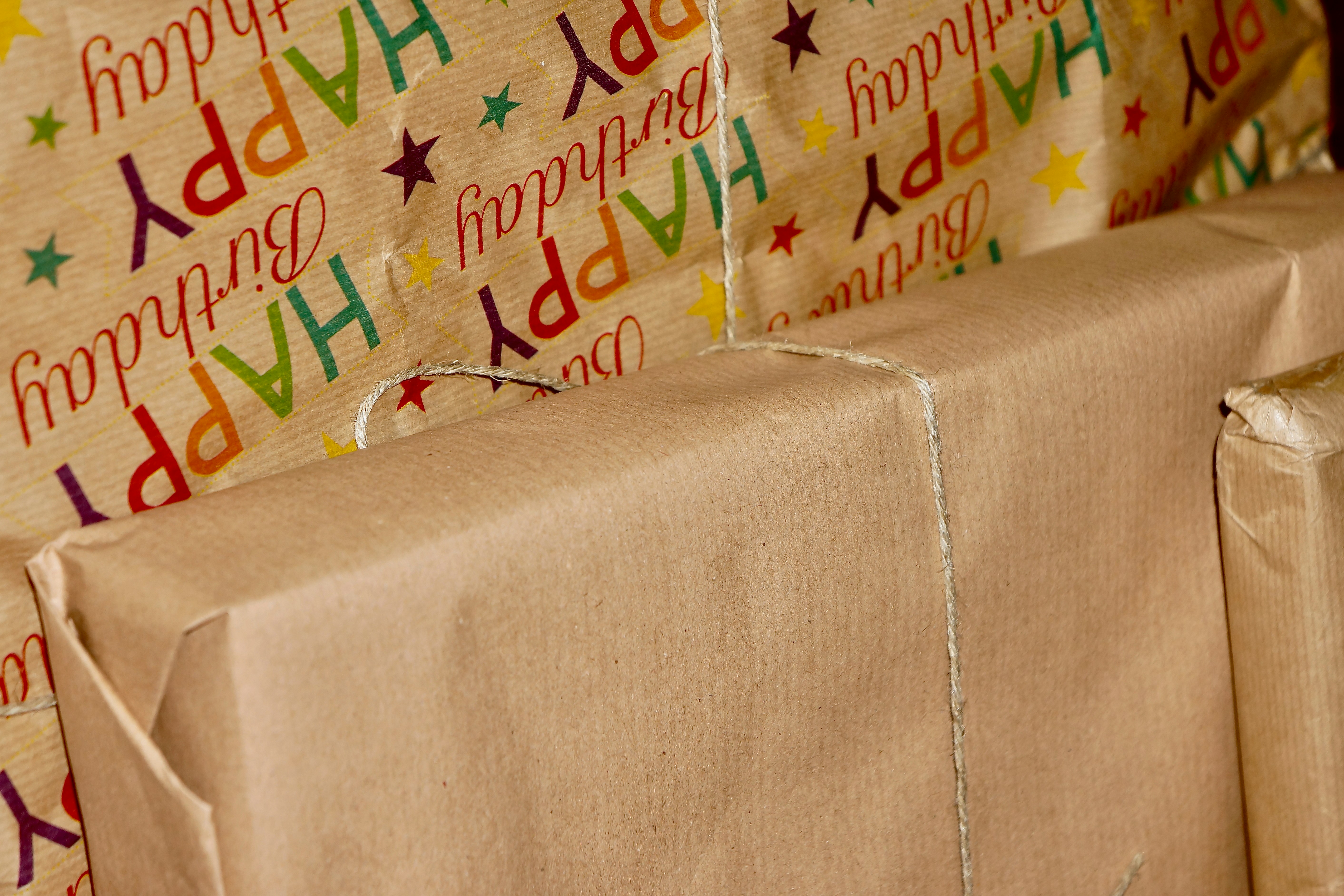 Textile blanc, rouge et vert photo – Image gratuite de Paquet sur Unsplash