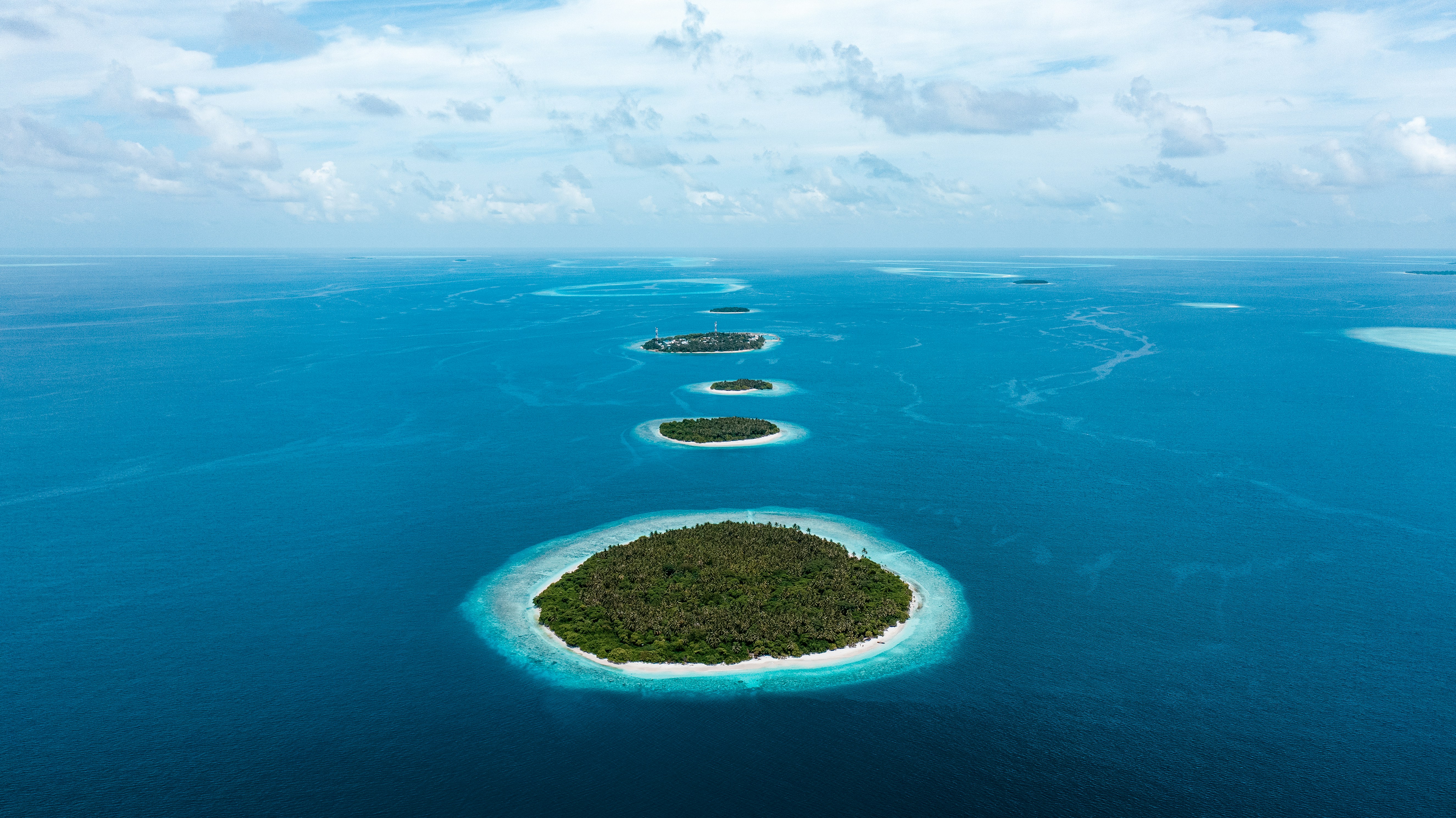 A group of small islands in the middle of the ocean photo – Free Ocean ...