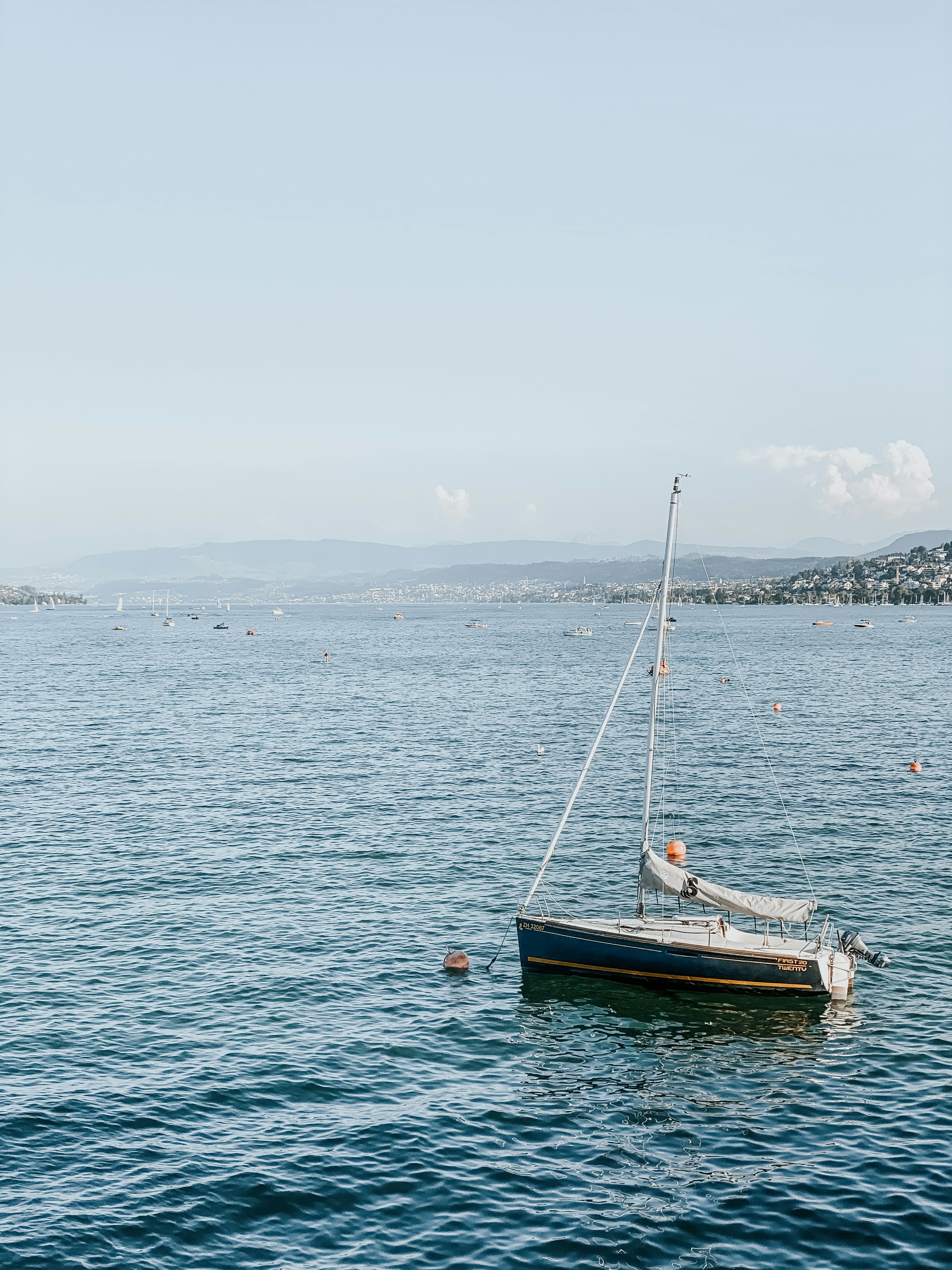 A sailboat floating in the middle of a body of water photo – Free ...