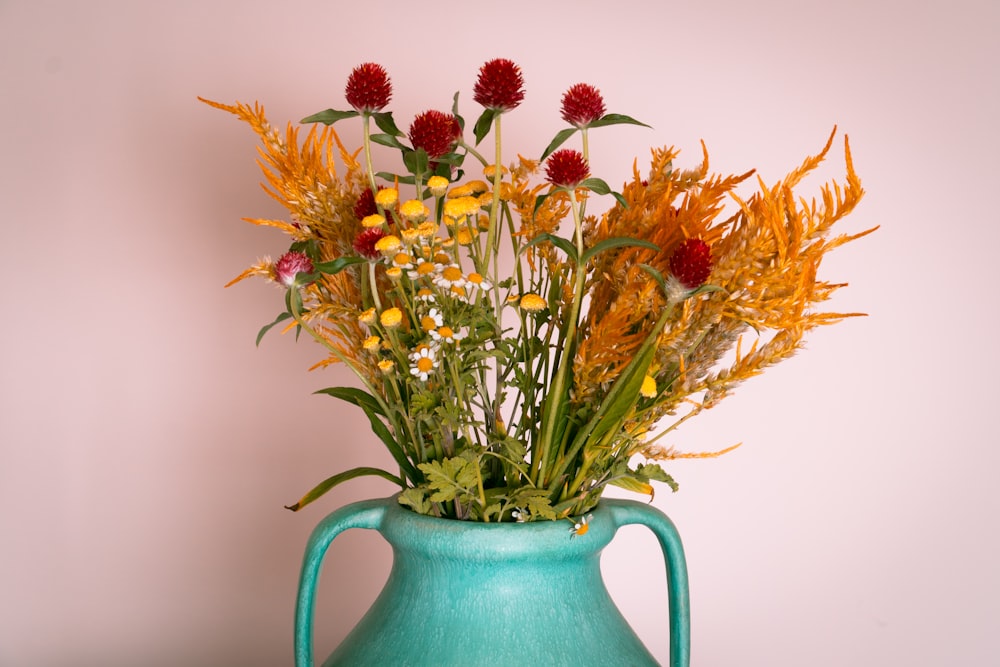 Fleurs rouges et jaunes dans un vase en céramique marron photo – Photo ... Fleurs rouges et jaunes dans un vase en céramique marron photo – Photo ...