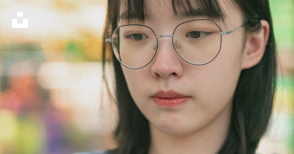파란색과 흰색 줄무늬 니트 스웨터를 입은 여자 검은 프레임 안경을 쓰고 사진 Unsplash의 무료 안경 이미지