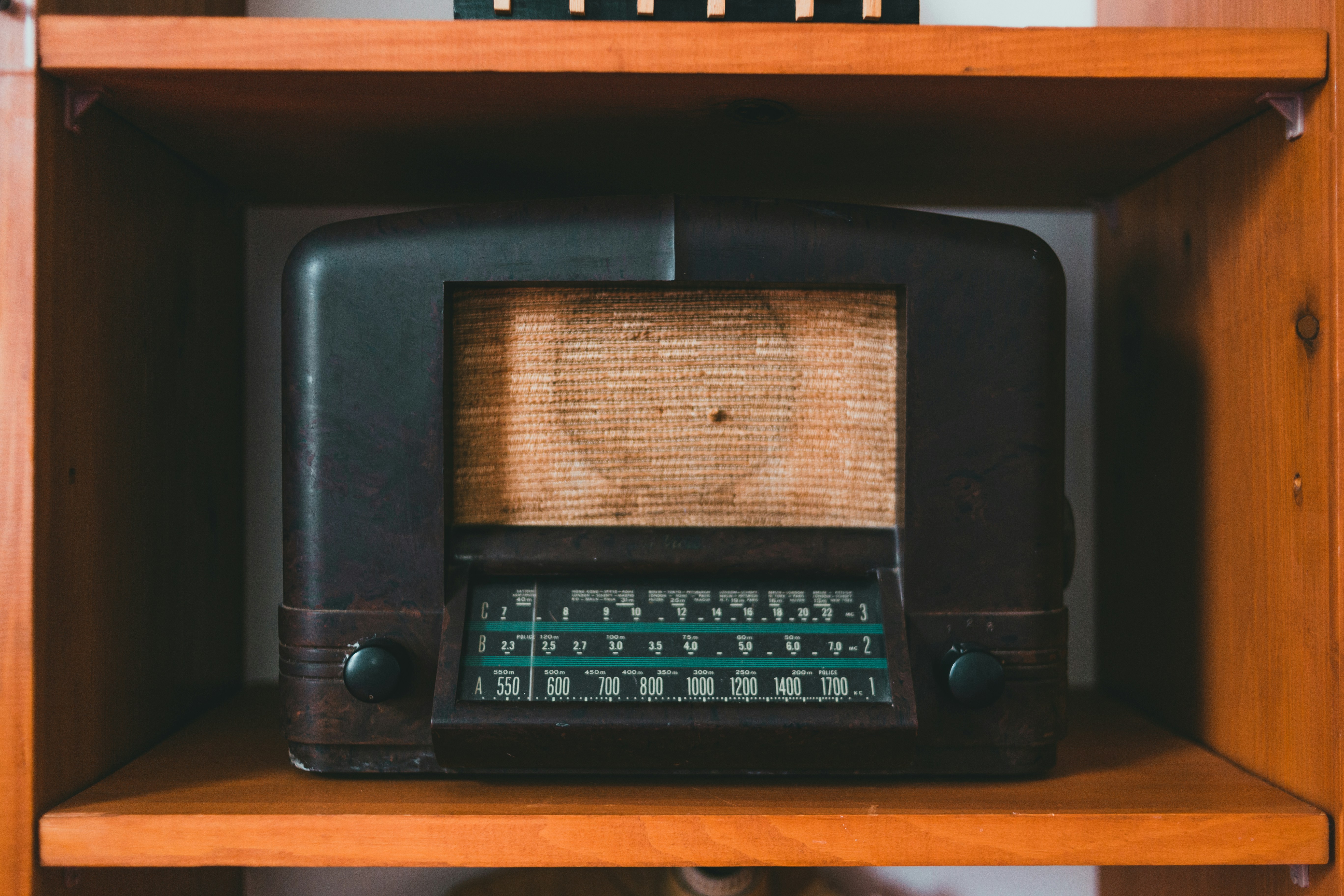 Walnut-Box Radio: A Quiet Glimpse of Mid-Century Craft