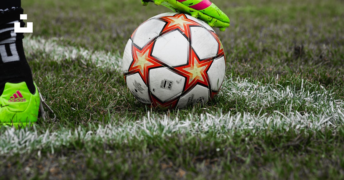 녹색과 검은색 축구 유니폼을 입은 사람이 낮 동안 푸른 잔디밭에서 축구공을 차고 있다 사진 Unsplash의 무료 축구 공 이미지