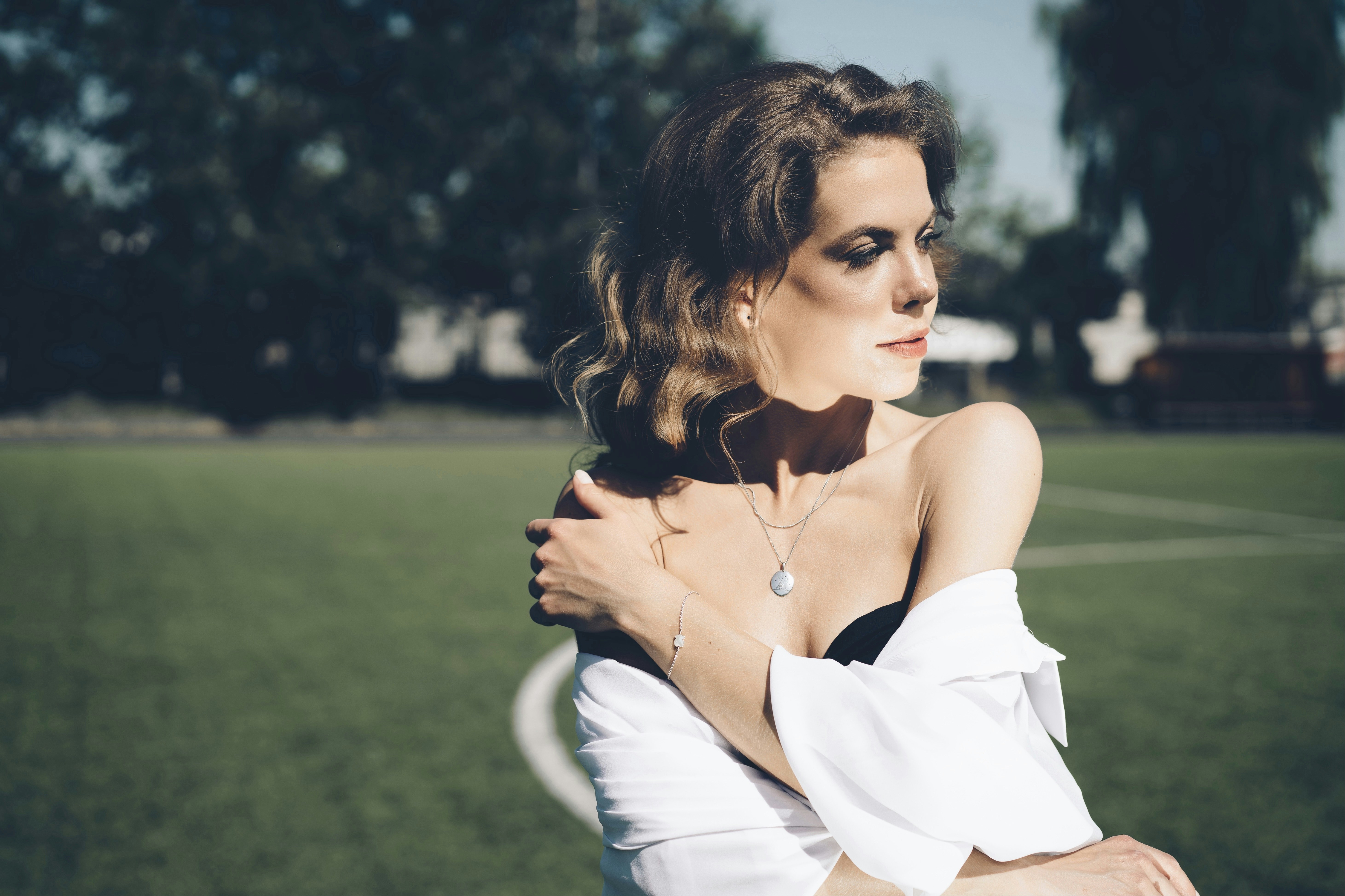 Sunlit Gaze on the Green: A Quiet Portrait in the Field