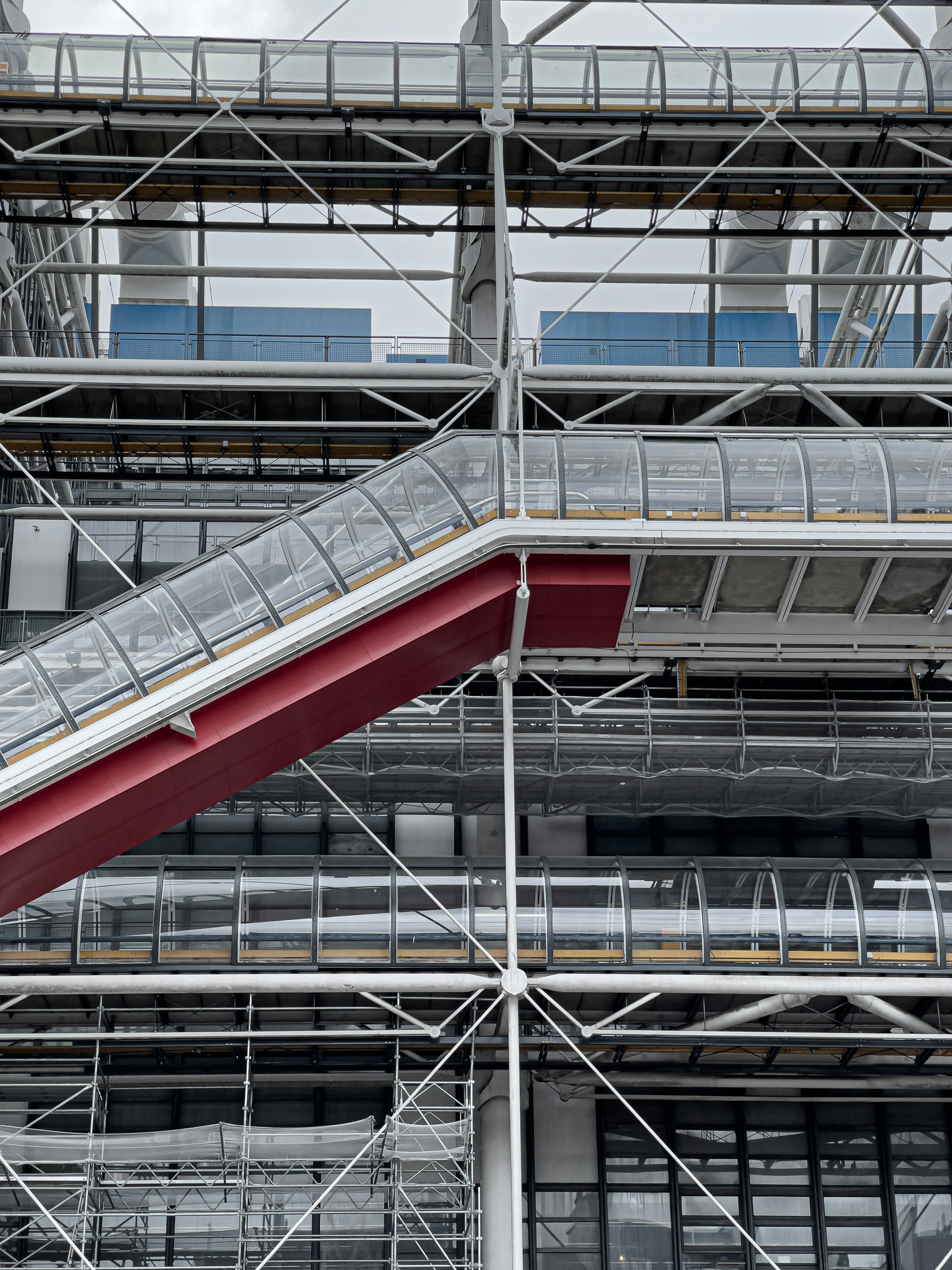 Crisscrossed Steel and Glass: A Staircase’s Silent Geometry