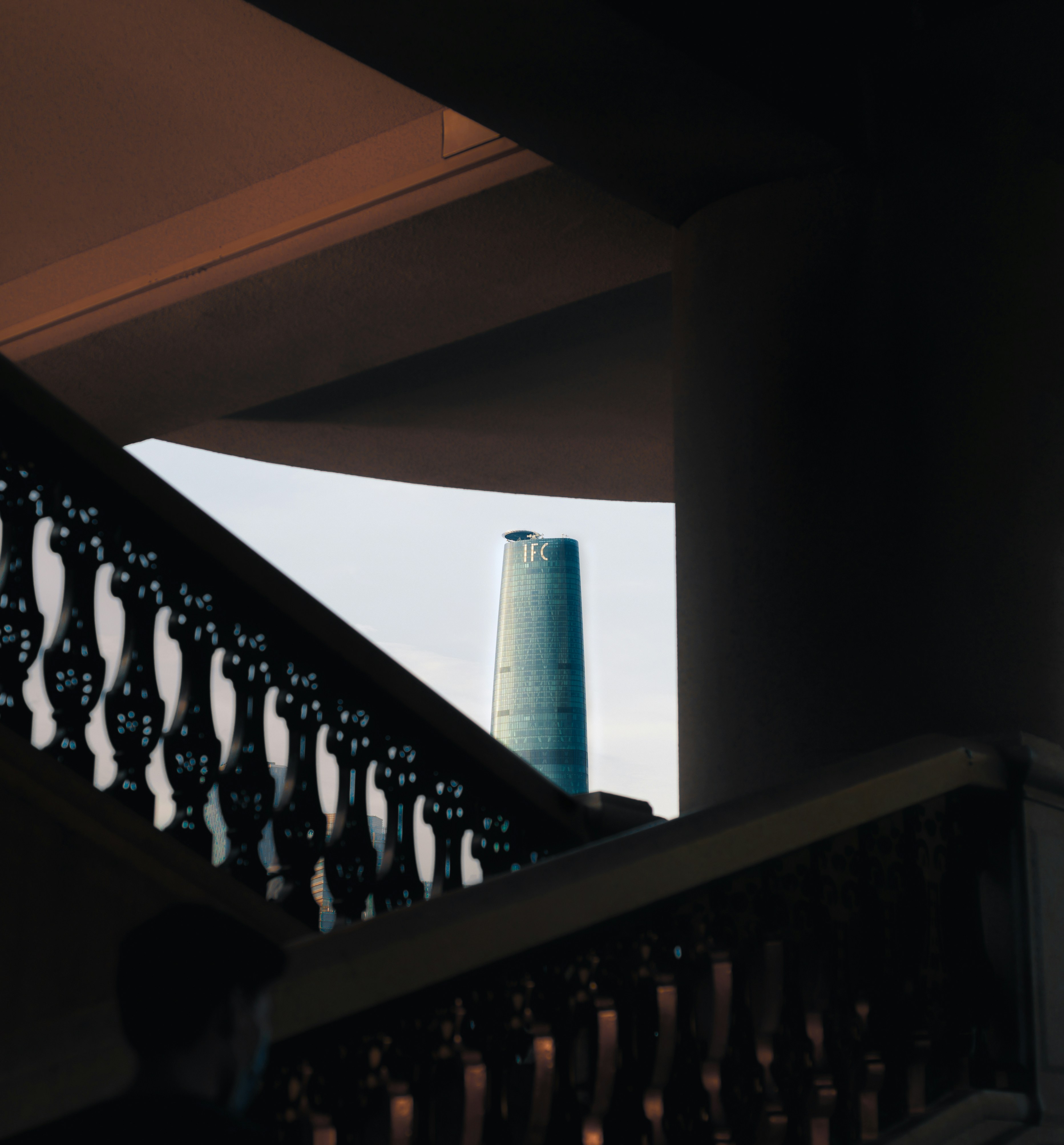 Pilier en béton blanc près d’une clôture en métal noir photo – Image ...