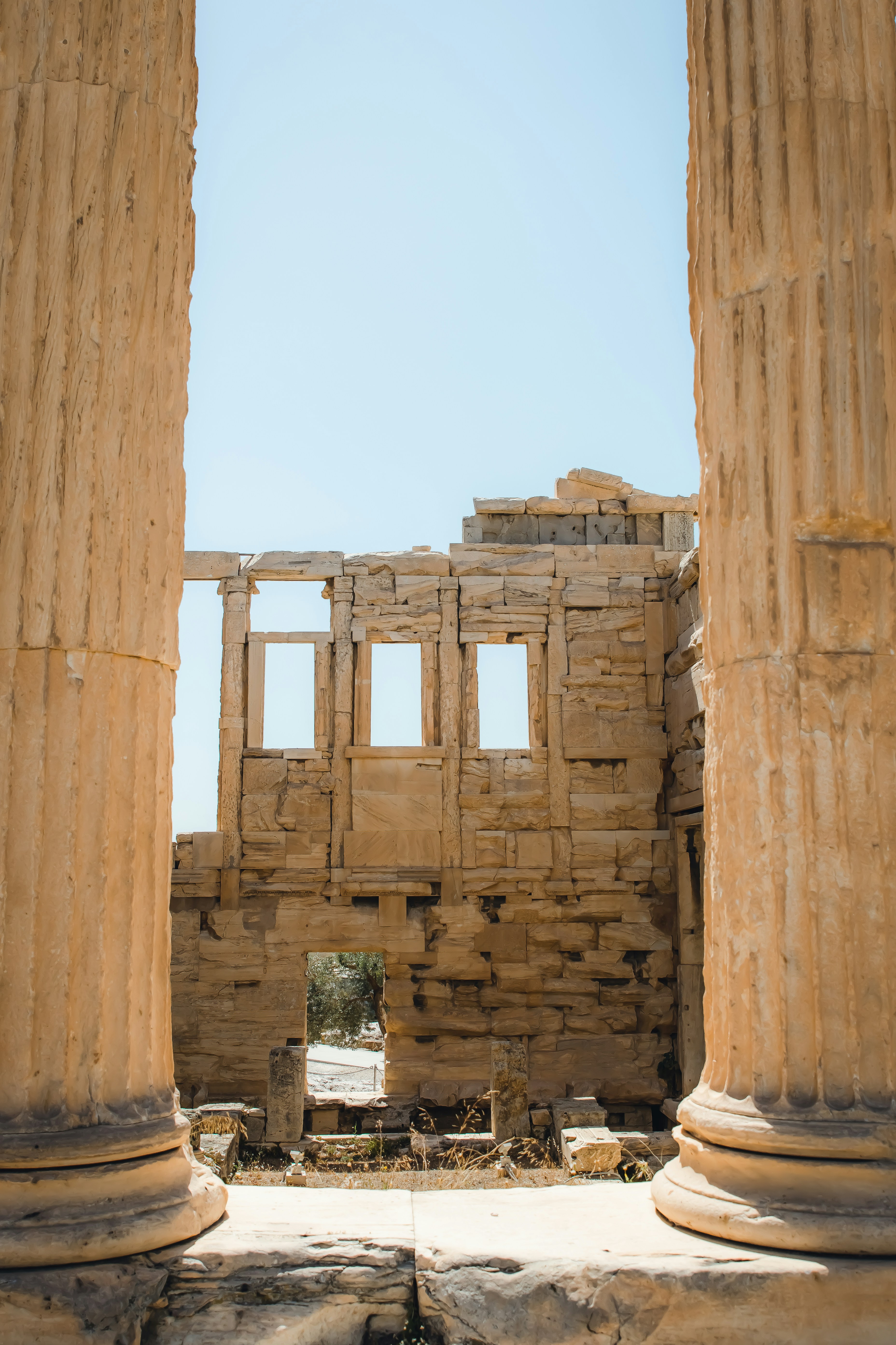 Ruined Temple Frames: Echoes Between Massive Columns