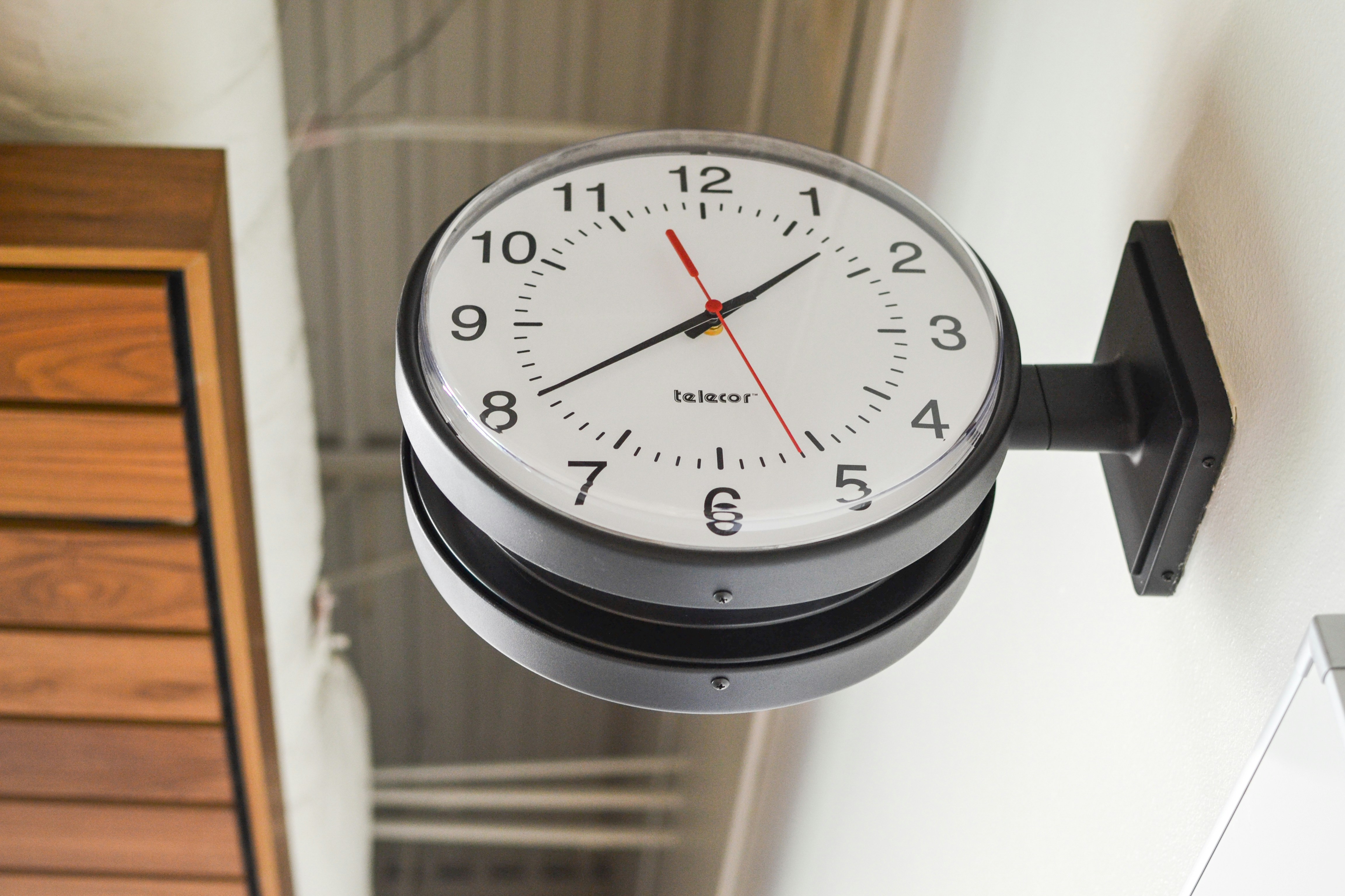 Black and white analog clock at 10 00 photo – Free Clock Image on Unsplash