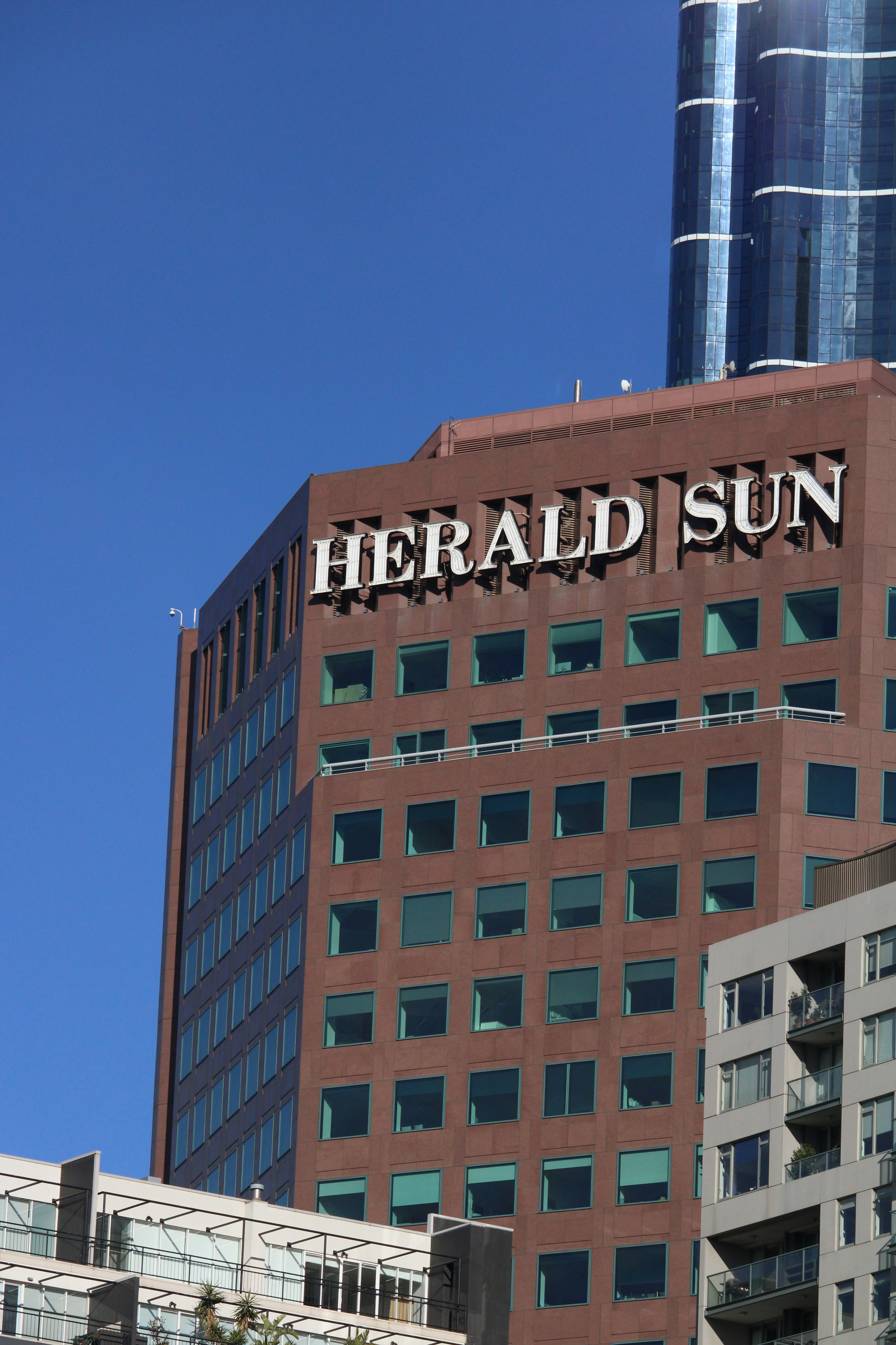 Foto Edificio de hormigón marrón y blanco bajo el cielo azul durante el día – Imagen Edificio ...