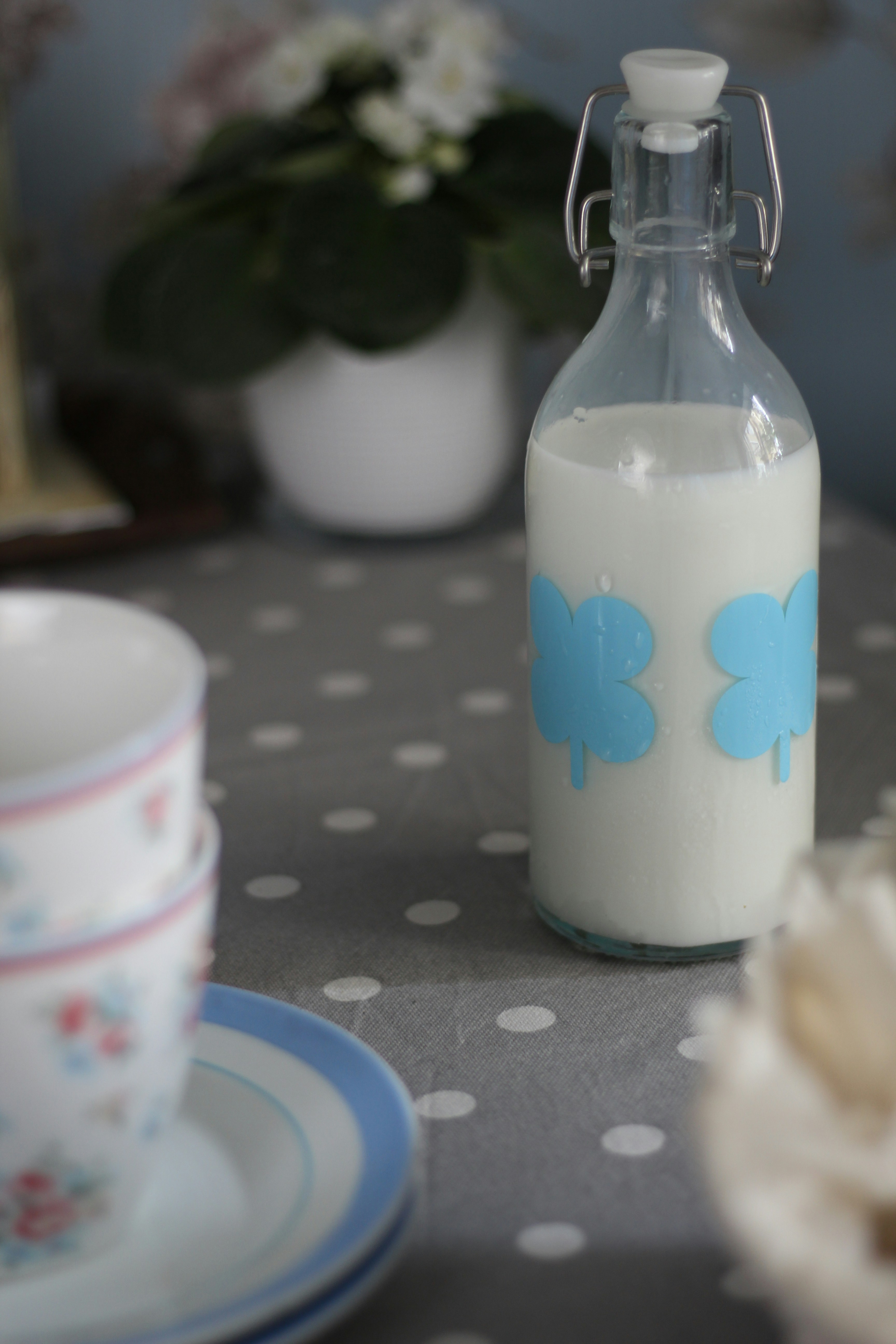 white and blue ceramic mug