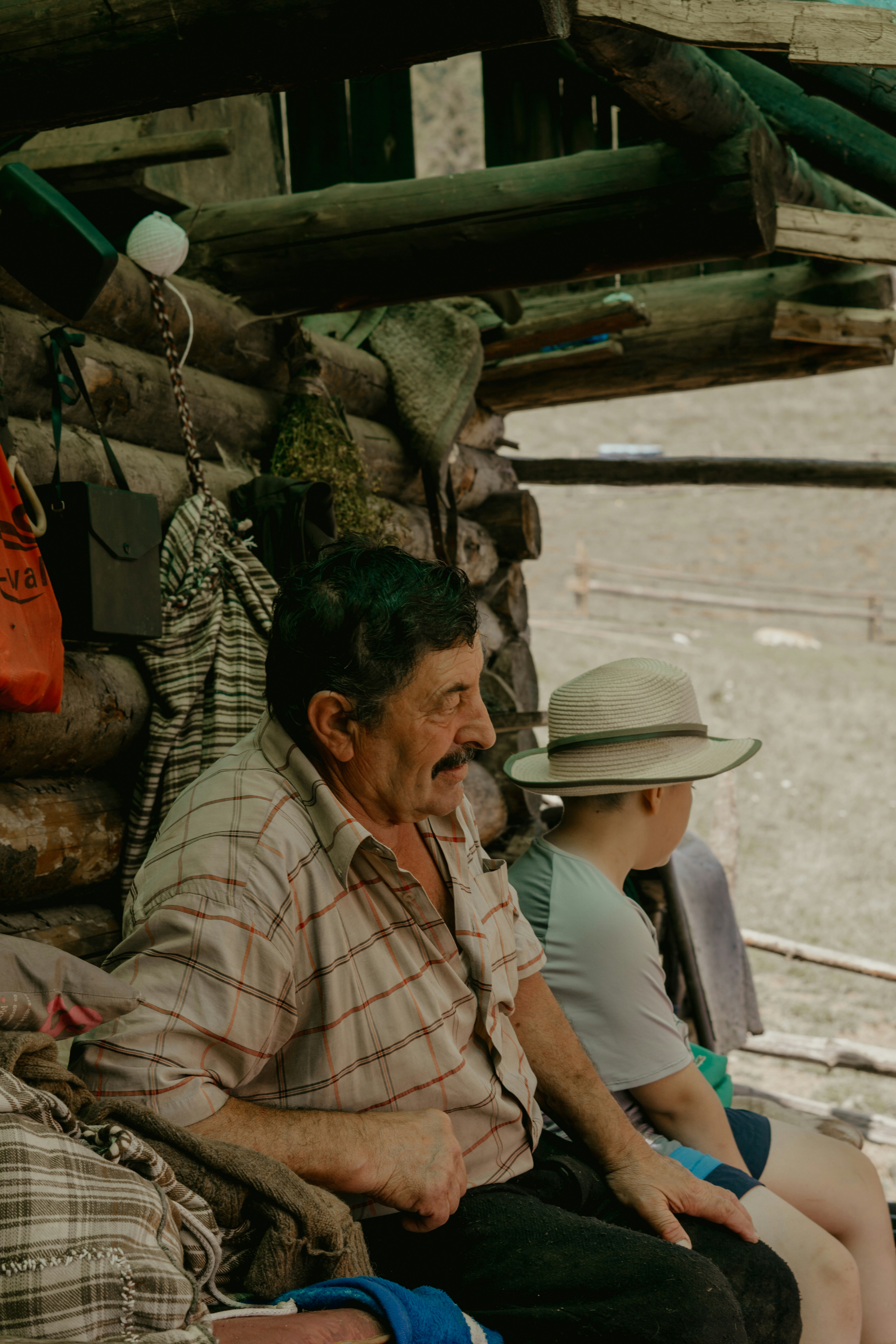 Hombre en camisa abotonada a cuadros marrón y blanco fumando ...