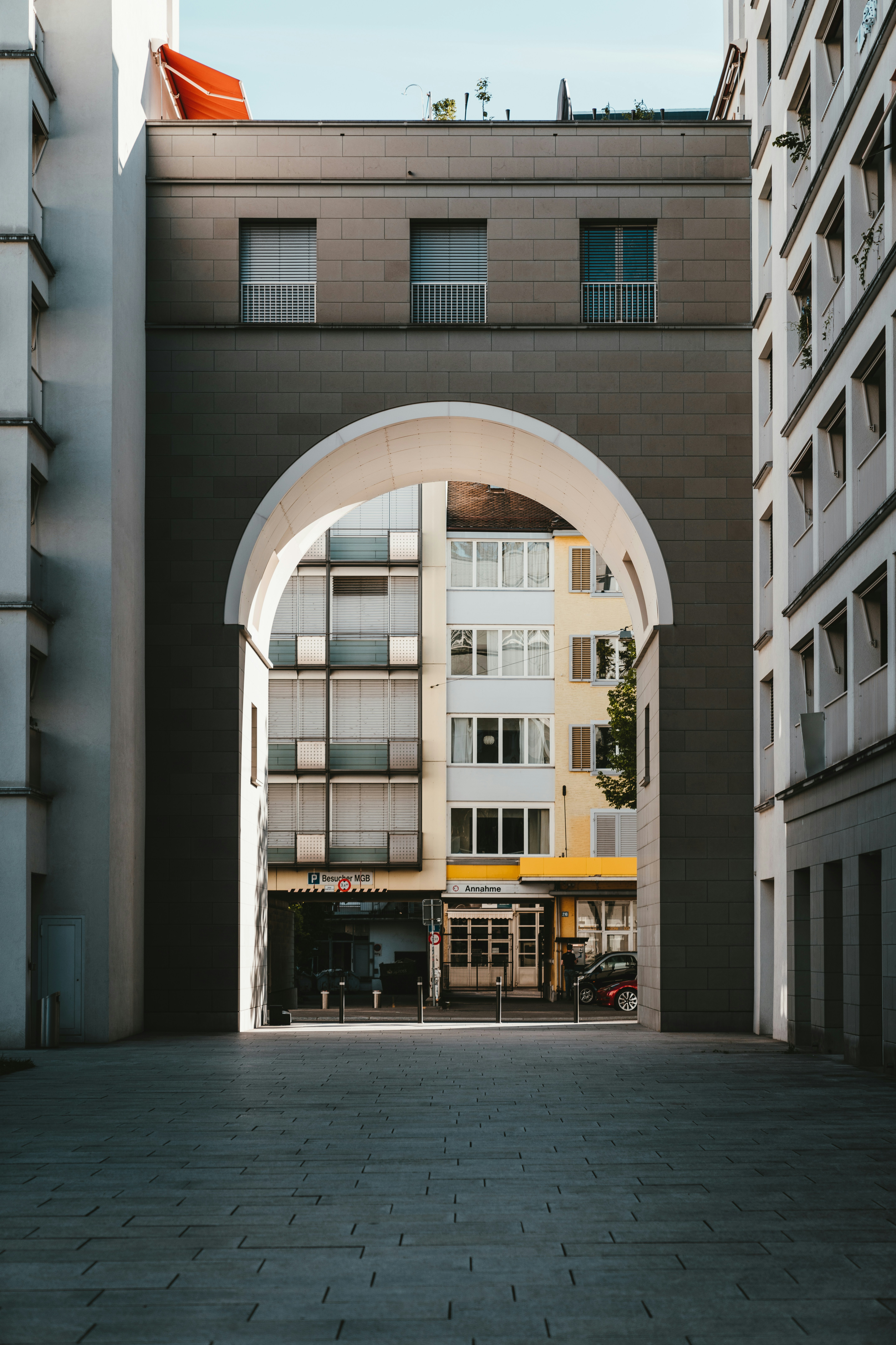 Edificio de hormigón blanco y marrón foto – Imagen de Zúrich gratuita en Unsplash