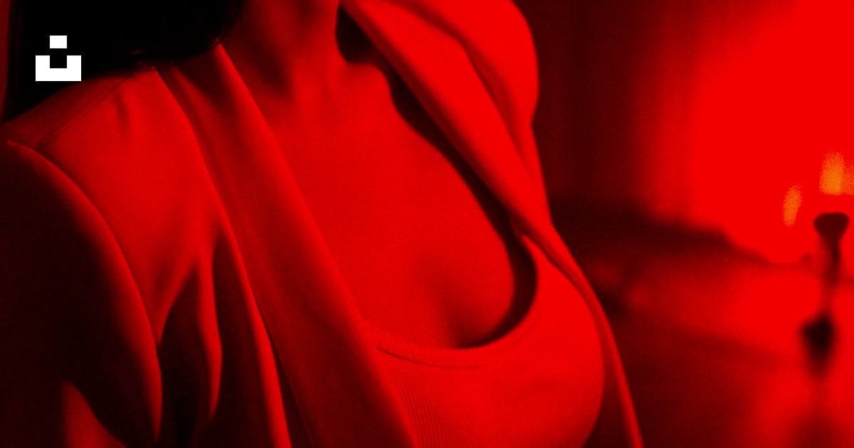 검은 안경테를 쓴 빨간 까마귀를 입은 여자 사진 Unsplash의 무료 실내 이미지