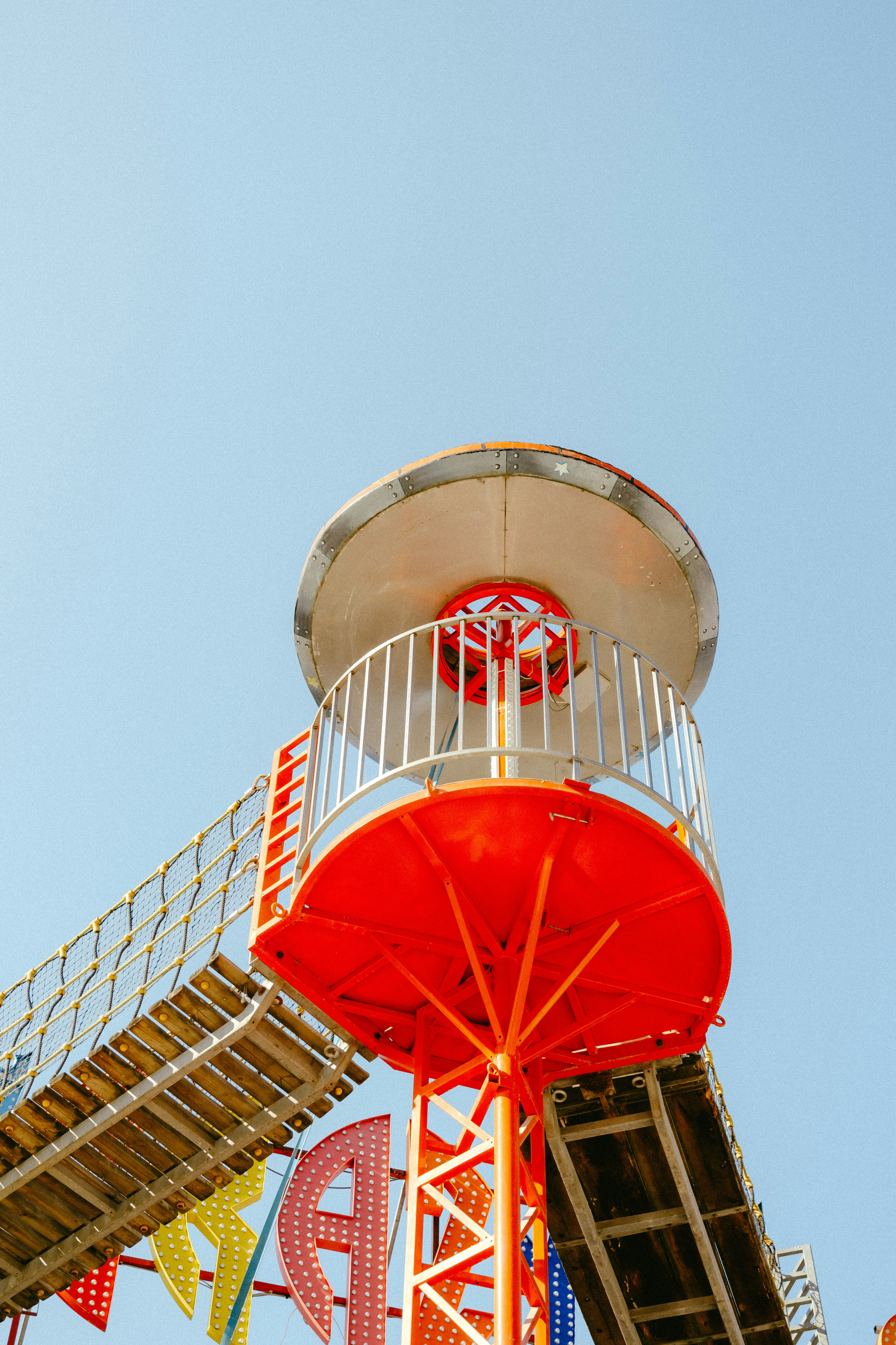 Foto Torre de metal rojo y blanco – Imagen París gratis en Unsplash