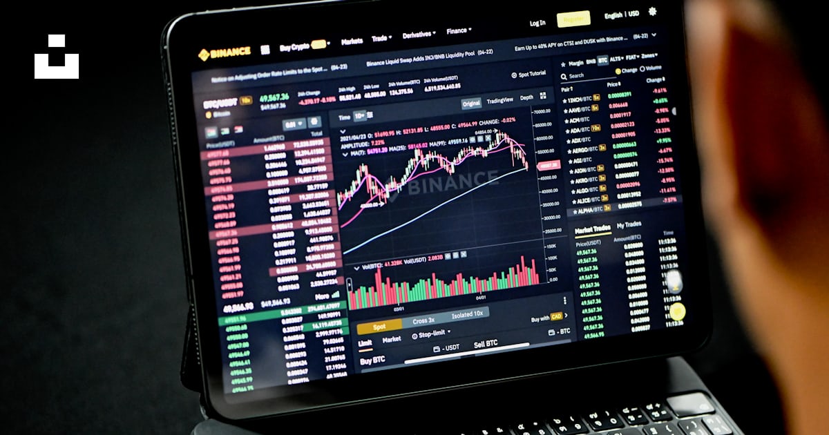 검은색 노트북 컴퓨터가 켜져 게임 응용 프로그램 표시 사진 Unsplash의 무료 비트 코인 이미지