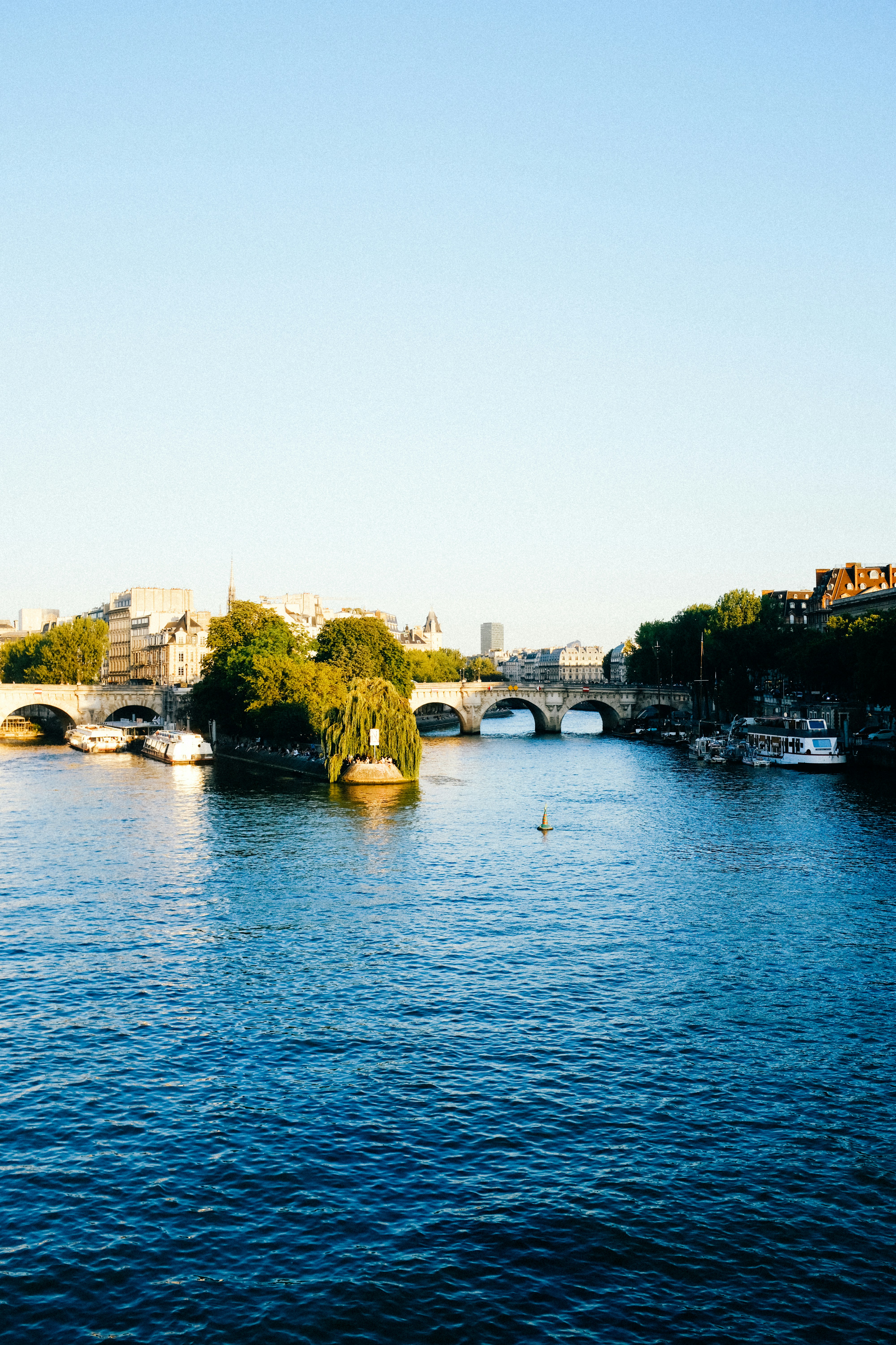 Foto Bote blanco en el río durante el día – Imagen Al aire libre gratis ...
