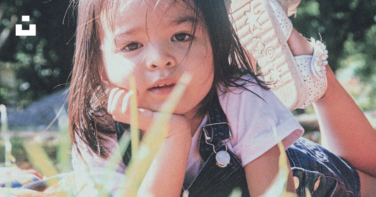 白と黒のノースリーブのドレスを着た女の子が顔を抱えているの写真 Unsplashの無料遊んでいる子供たち写真