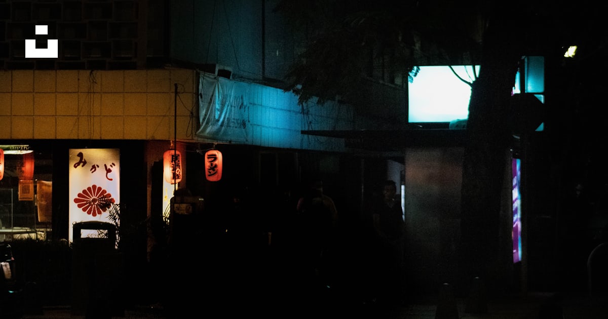 Personas Que Caminan Por La Calle Durante La Noche Foto Imagen De