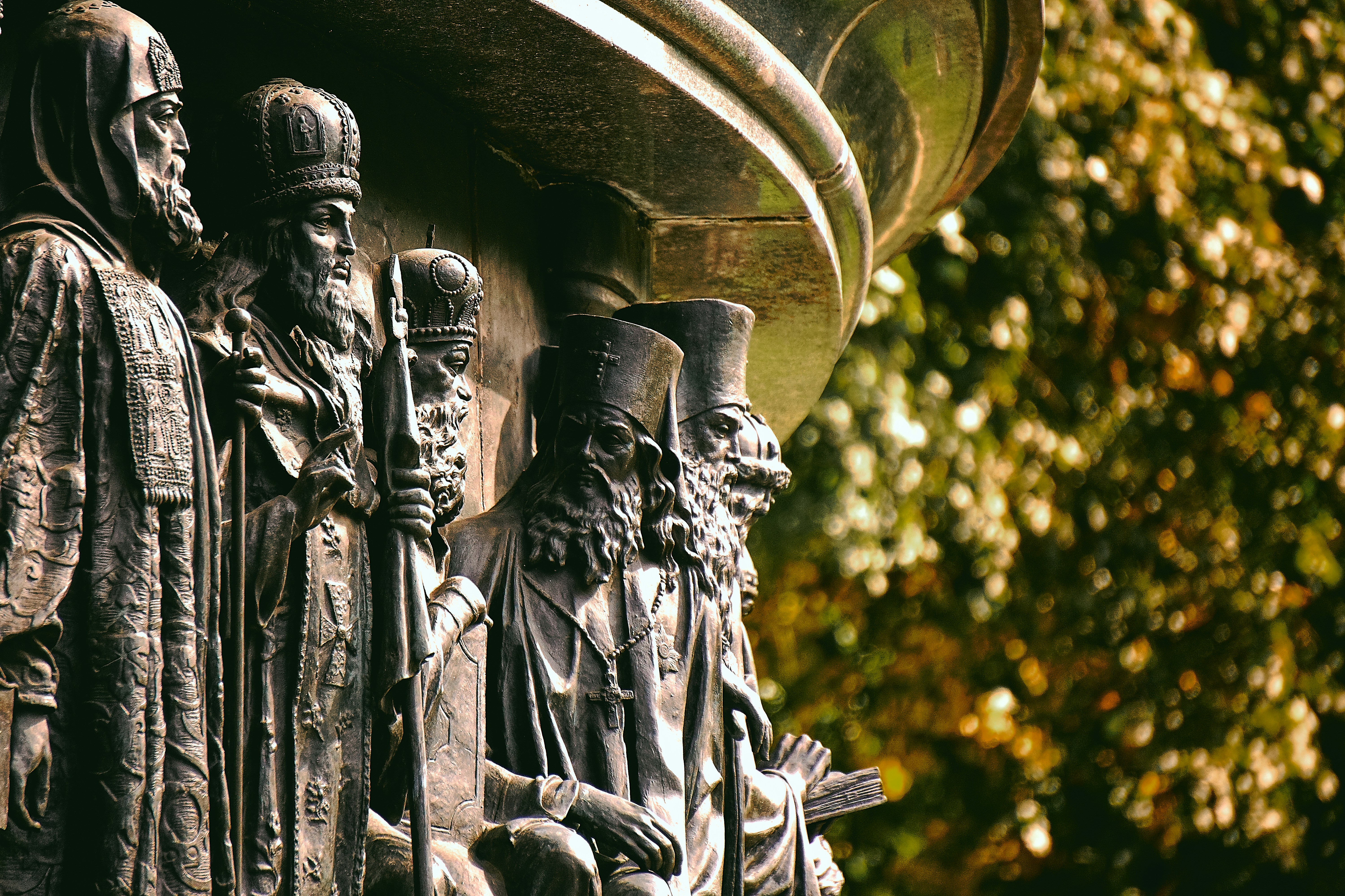 Gray scale photo of man statue photo – Free Monument Image on Unsplash