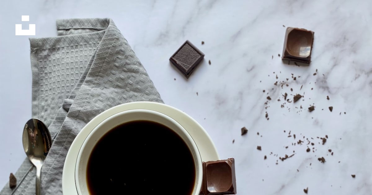 Tasse En Céramique Blanche Avec Café à Côté De La Cuillère En Argent