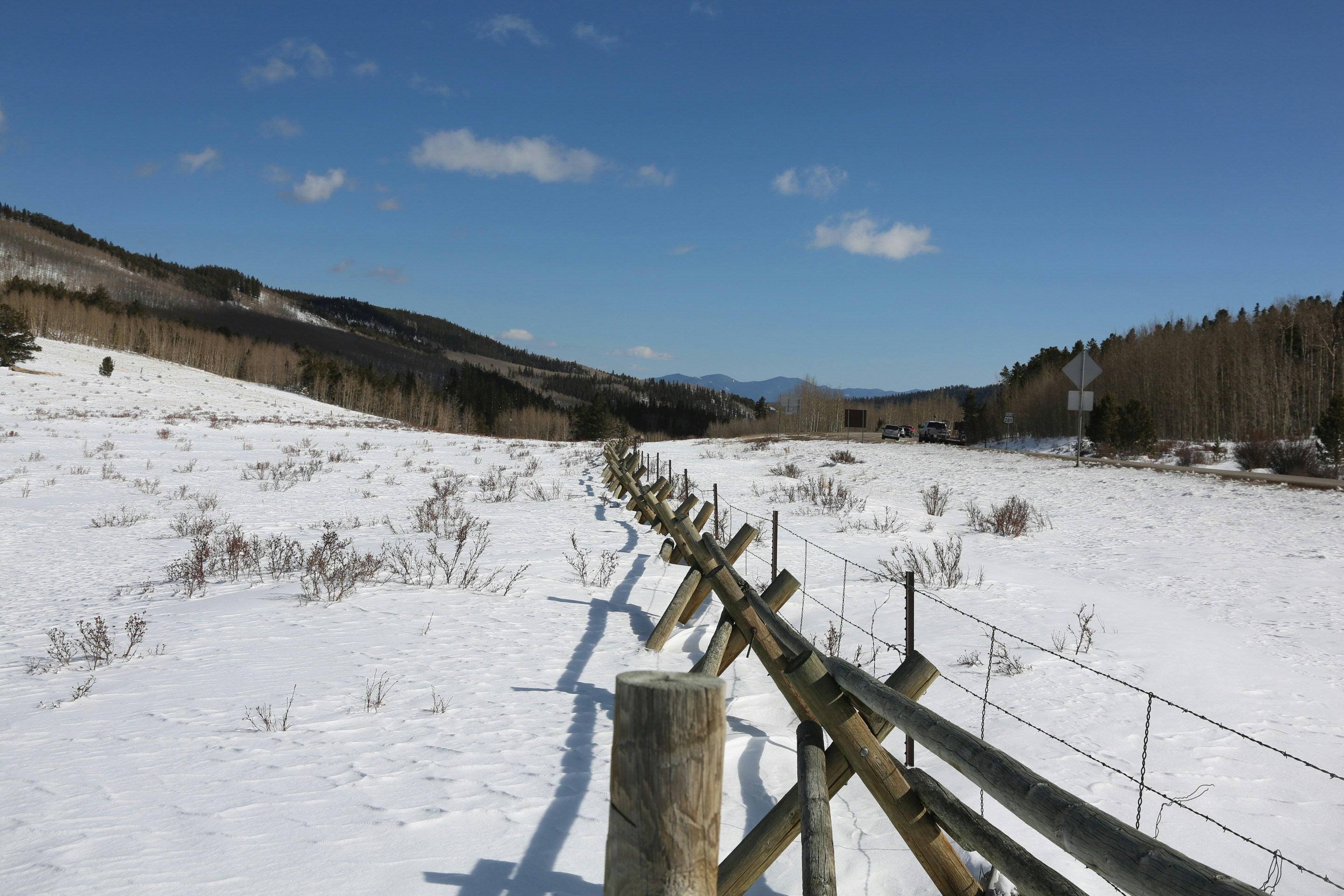 Valla de madera marrón en suelo cubierto de nieve durante el día foto ...