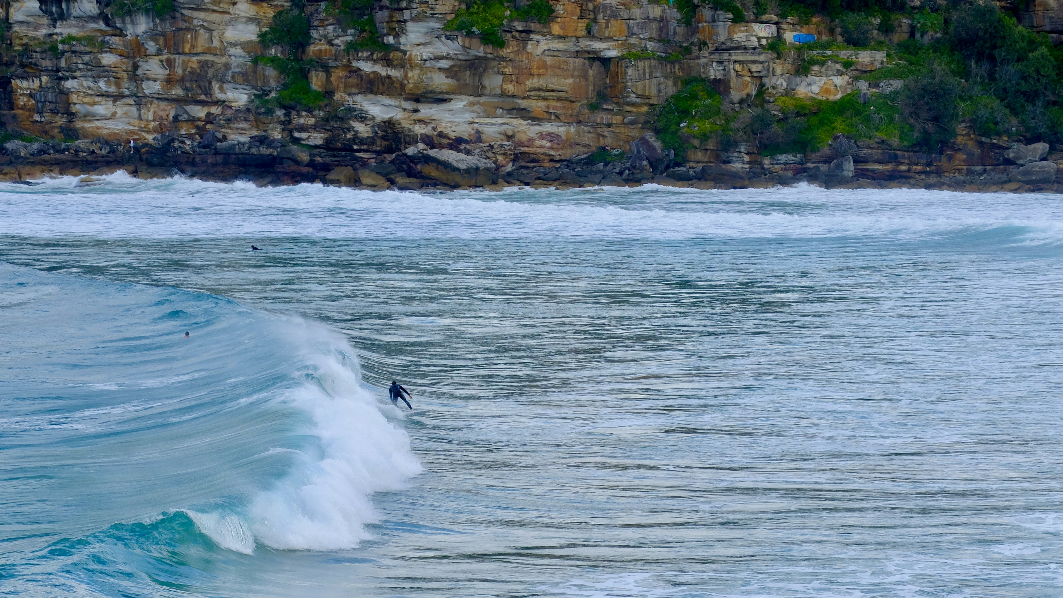 Persona surfeando sobre las olas del agua durante el día foto – Imagen ...