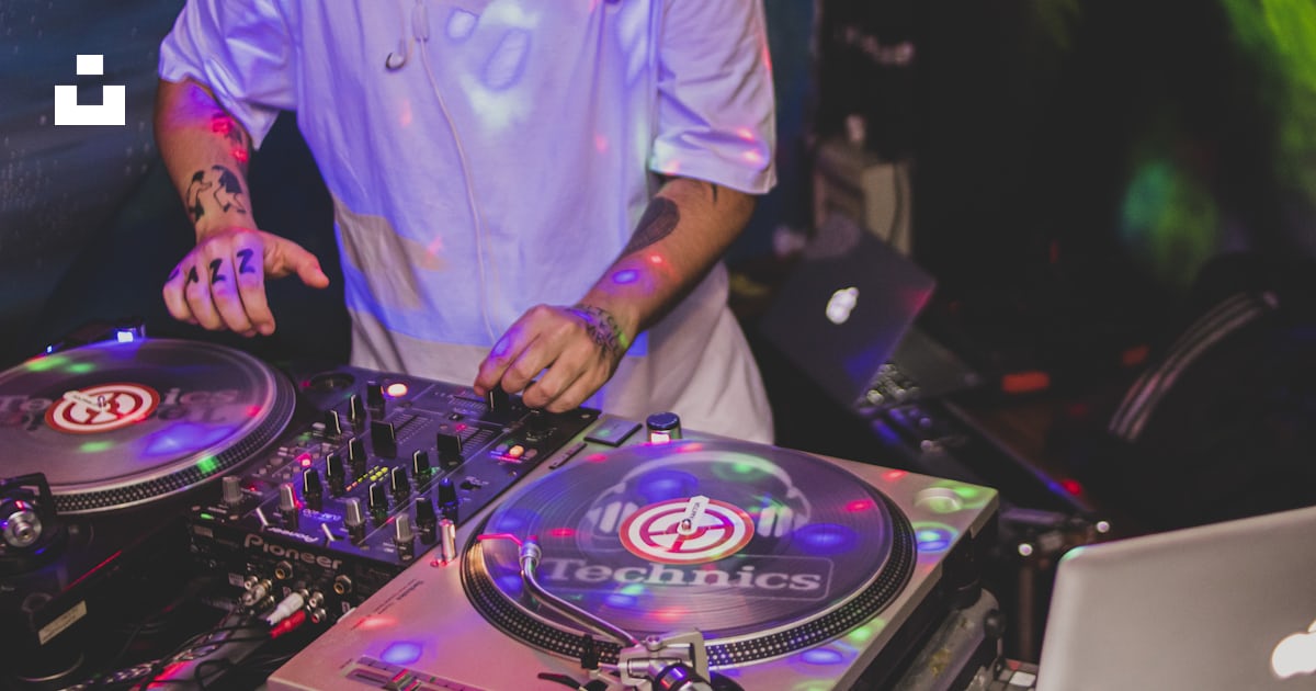 파란색 크루넥 티셔츠를 입은 남자 Dj 컨트롤러 재생 사진 Unsplash의 무료 상파울루 이미지