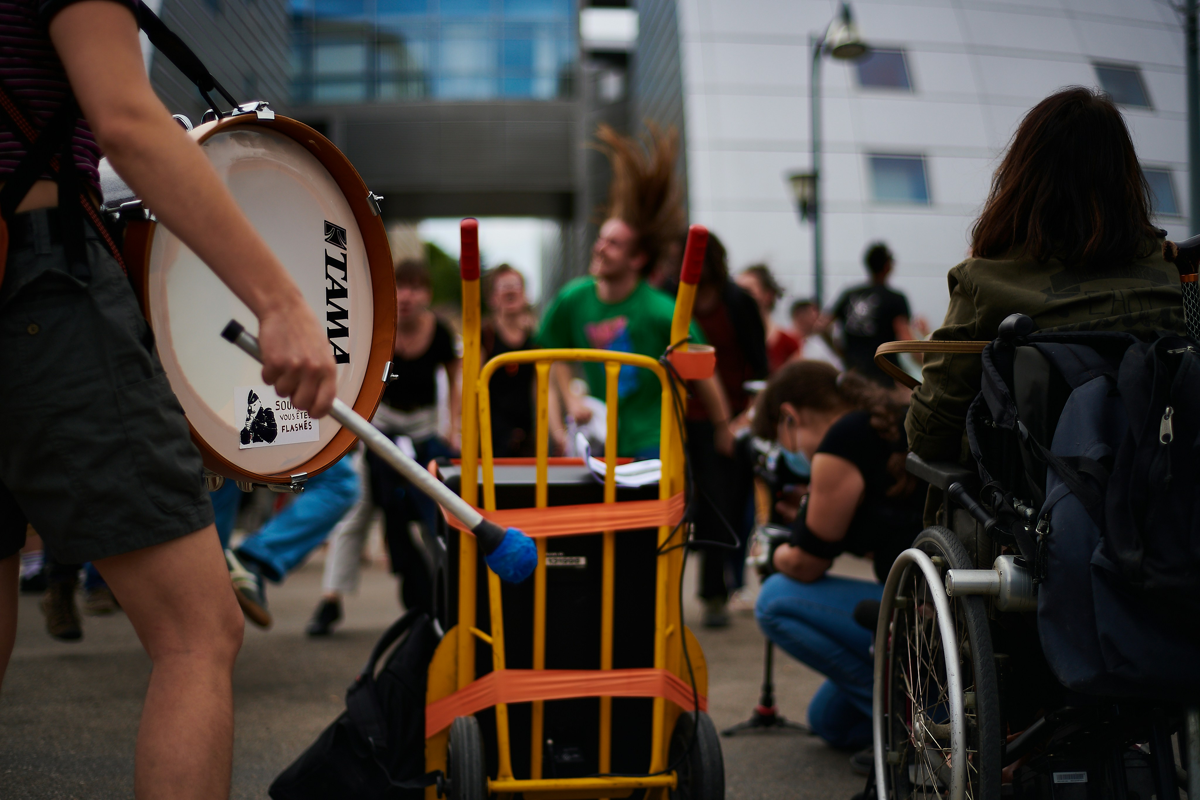 Homme en chemise blanche et noire jouant du tambour blanc et brun photo ...