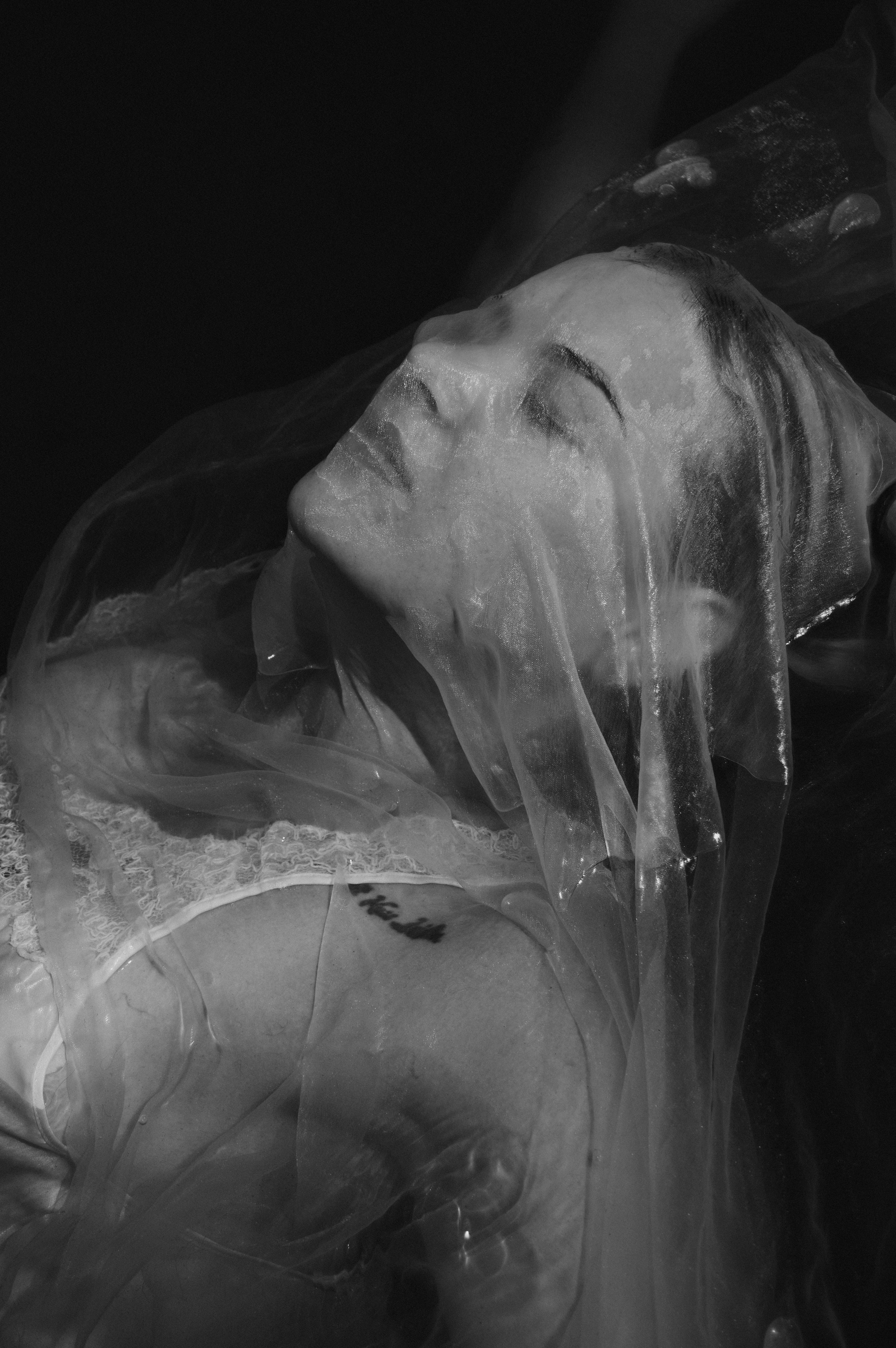 .remove the veil. - Décolletage