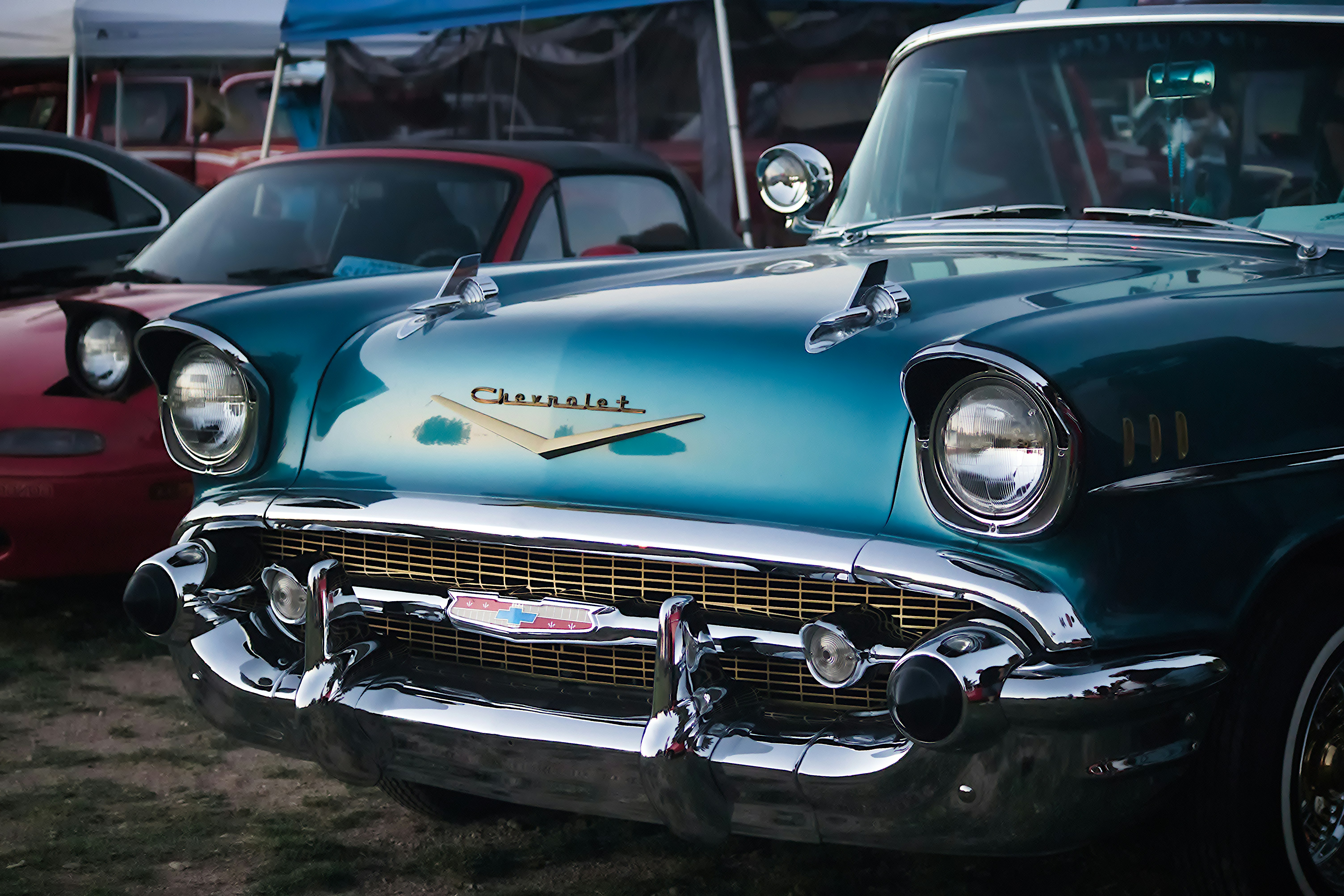 Foto Mobil klasik biru diparkir di jalan aspal abu-abu pada siang hari ...