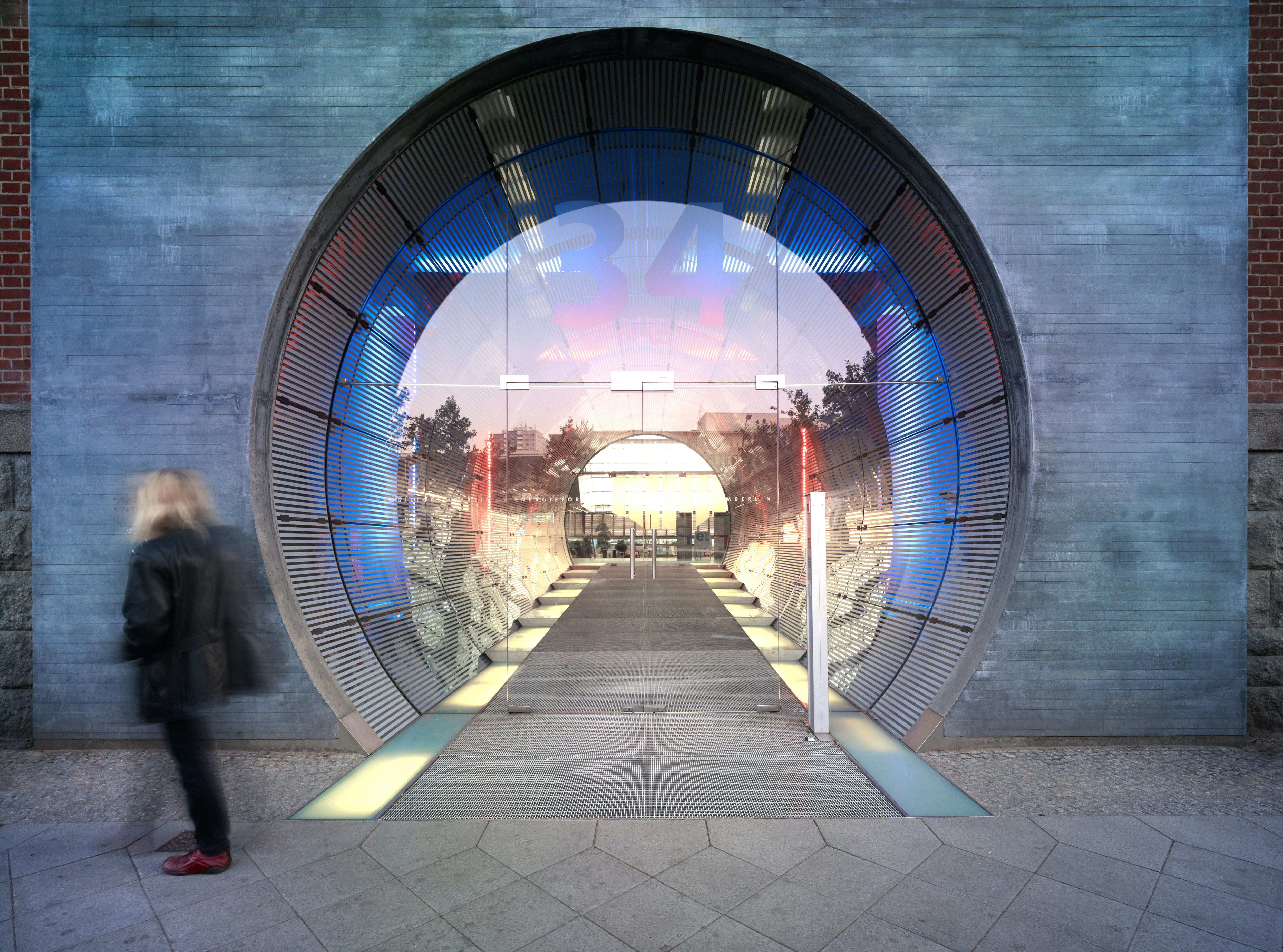 Giải thích phrasal verb: move away from sth - Phrasal V...