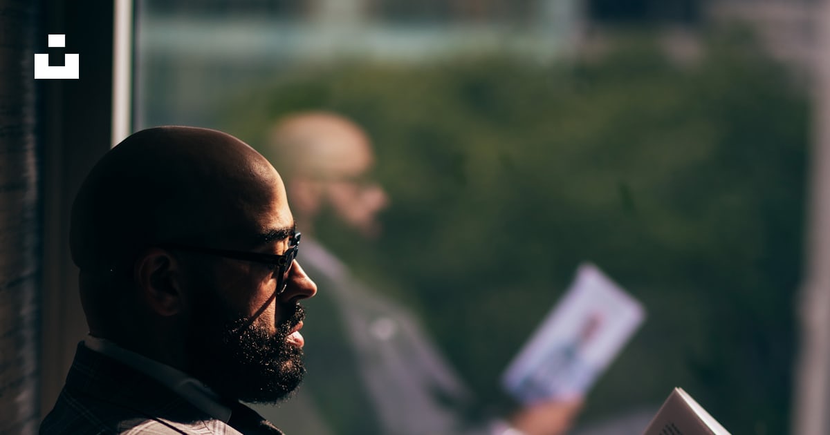 Foto Hombre en chaqueta de traje negro leyendo libro – Imagen Citas de ... Foto Hombre en chaqueta de traje negro leyendo libro – Imagen Citas de ...