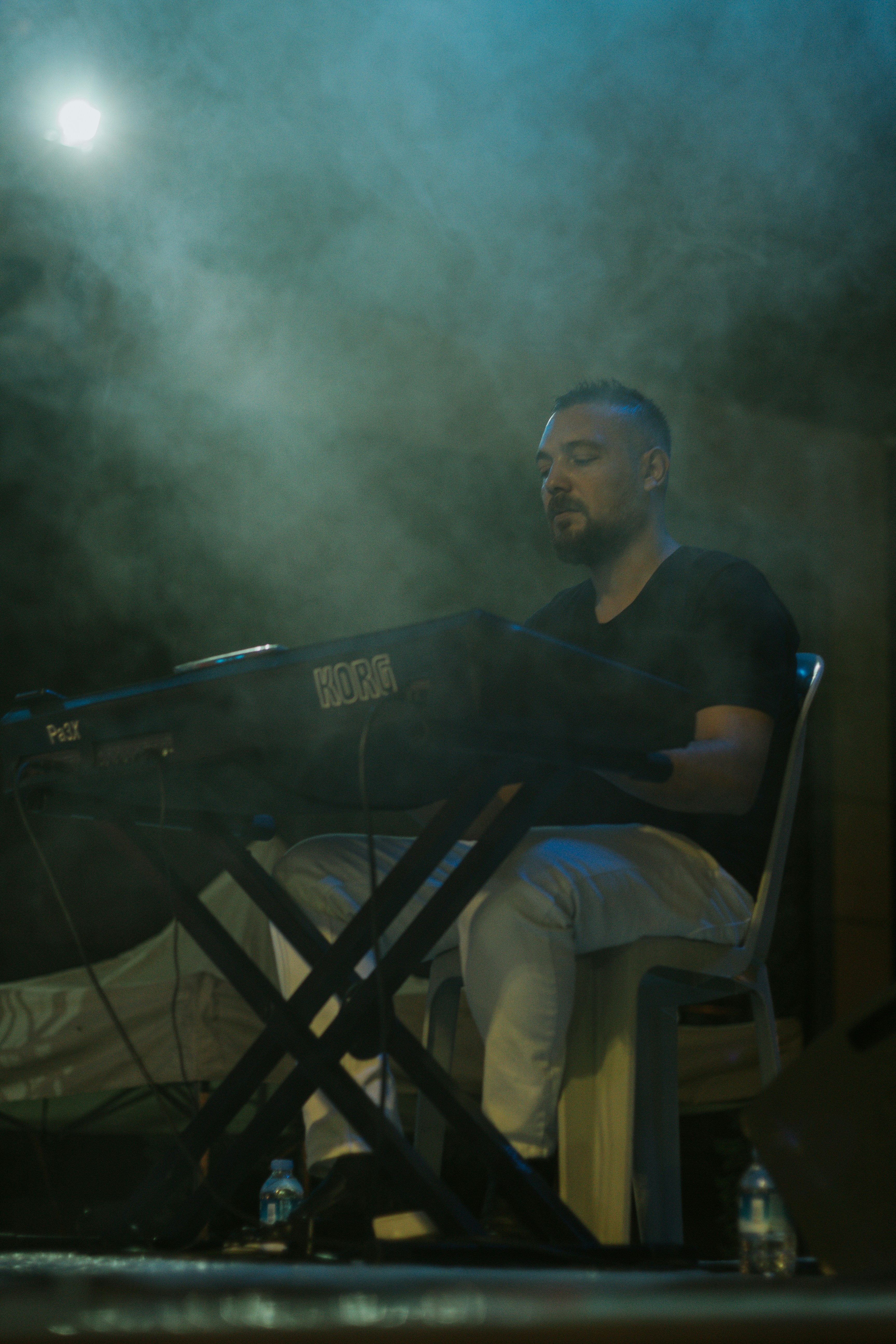 Fogbound Keys: A Keyboardist in Soft Spotlight