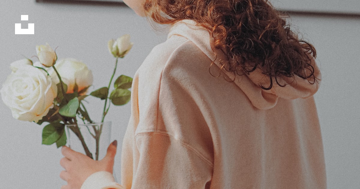 Foto Zum Thema Mädchen Im Rosa Langarmshirt Mit Weißer Rose