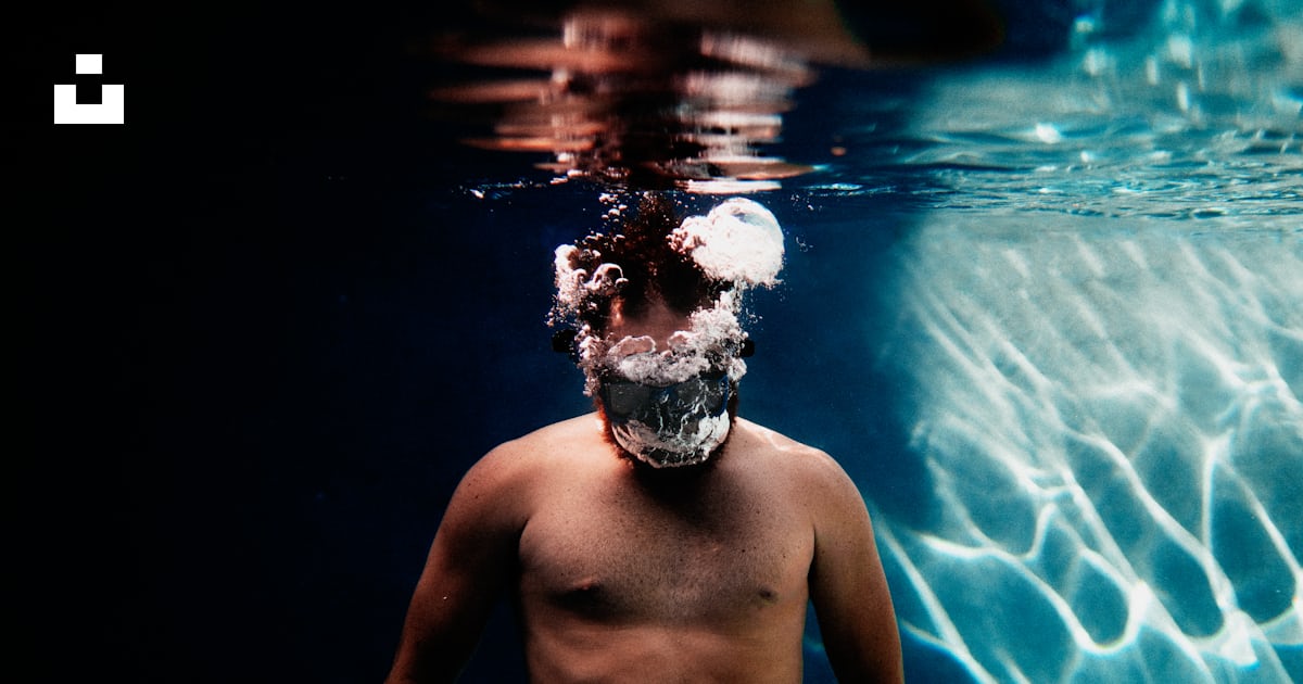 Homme Aux Seins Nus Avec De La Peinture Faciale De Crâne Blanc Et Noir
