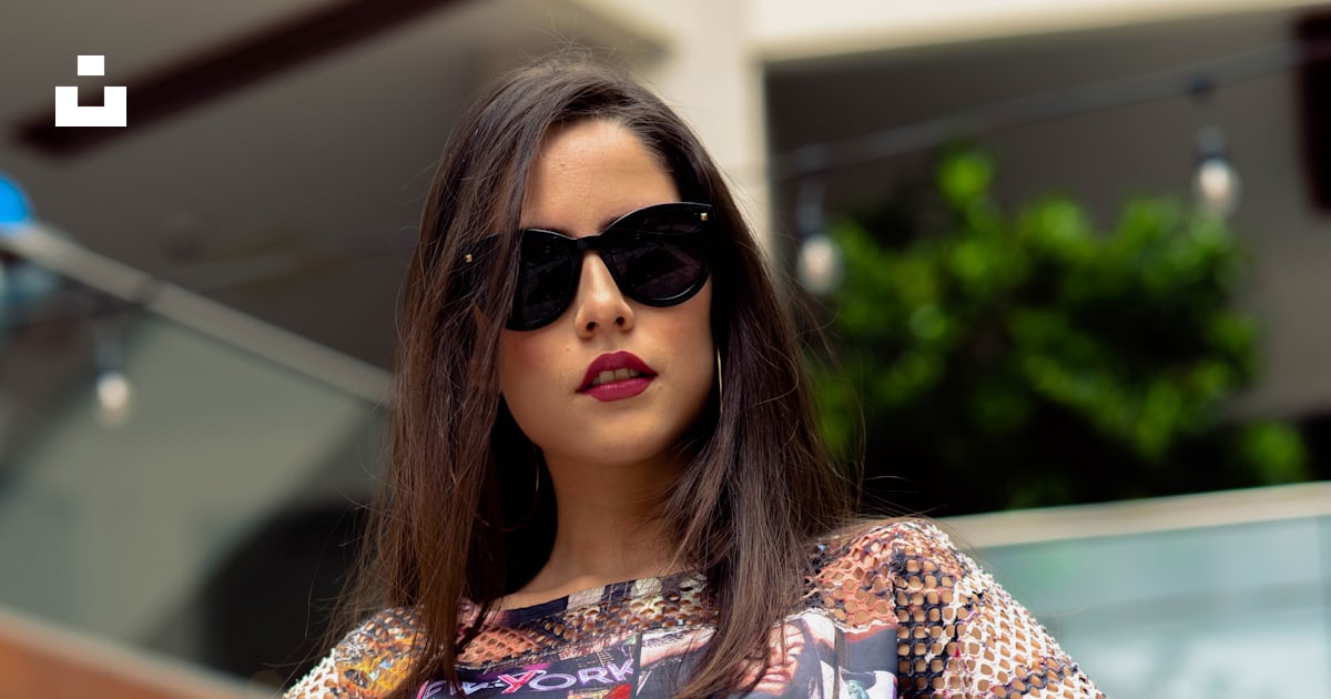 Mujer Con Camiseta Blanca Roja Y Negra Con Cuello Redondo Y Vaqueros