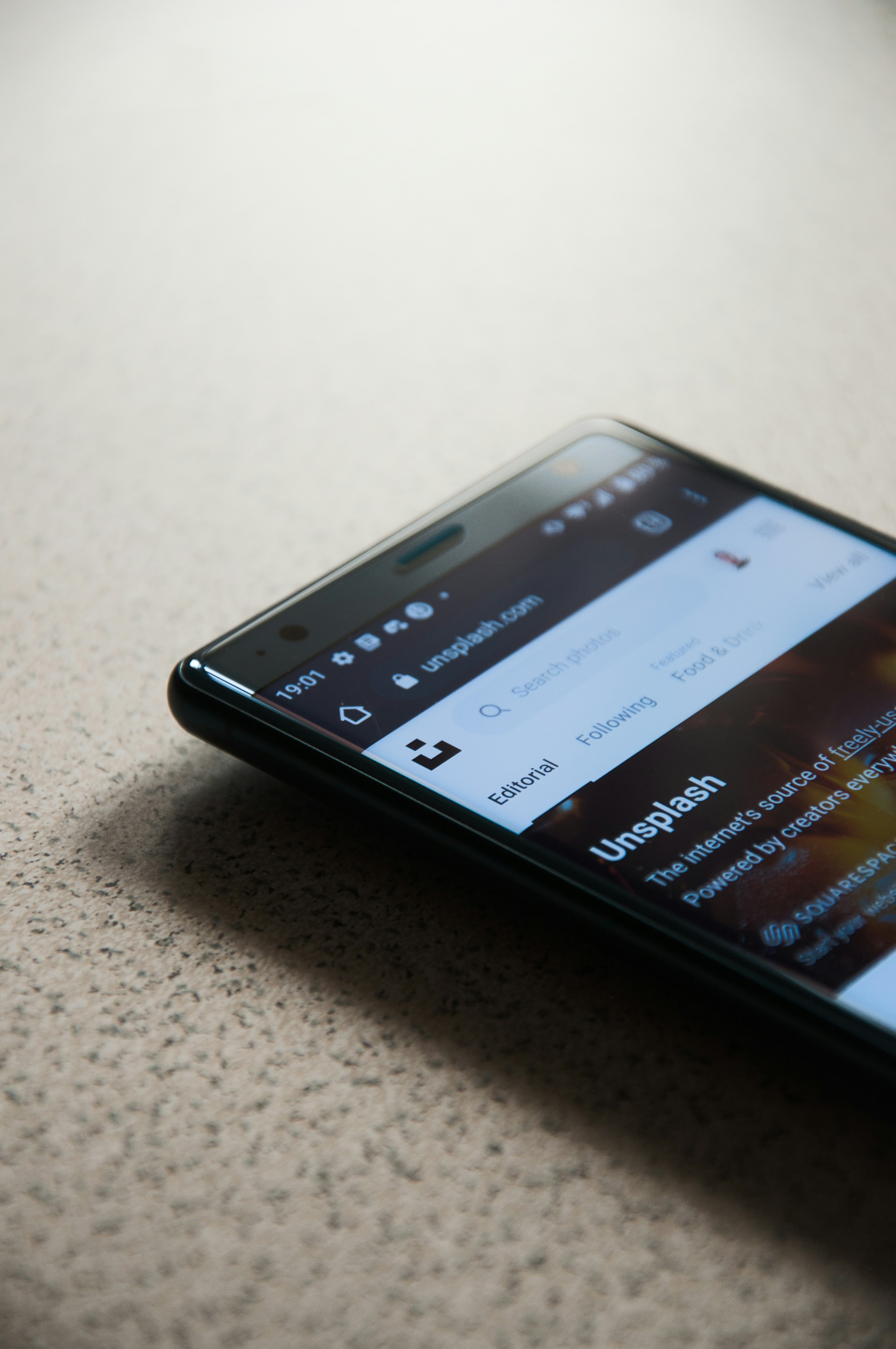 Foto zum Thema Schwarzes Android-Smartphone auf weißem Tisch – Kostenloses Bild zu Telefon auf ...