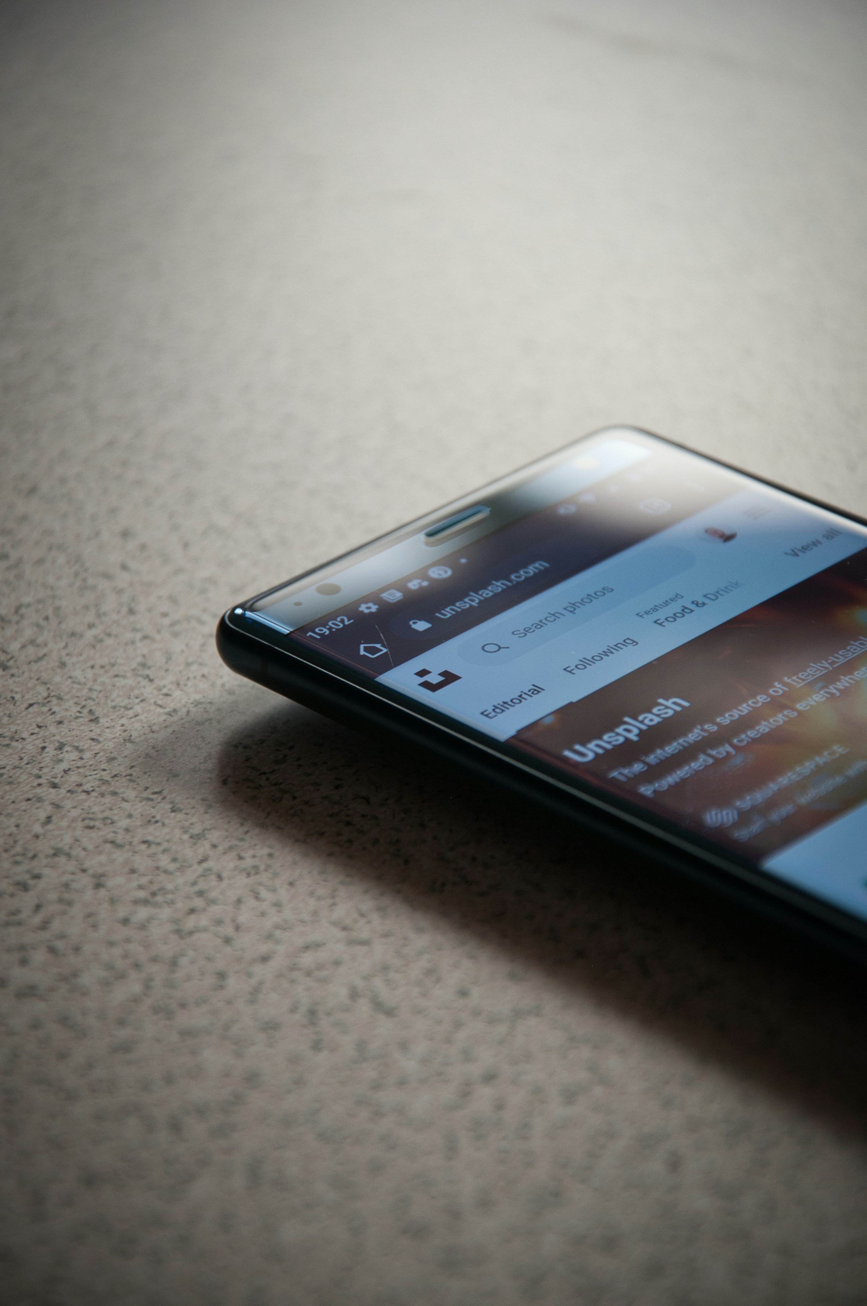 Foto zum Thema Schwarzes Android-Smartphone auf weißem Tisch – Kostenloses Bild zu Telefon auf ...